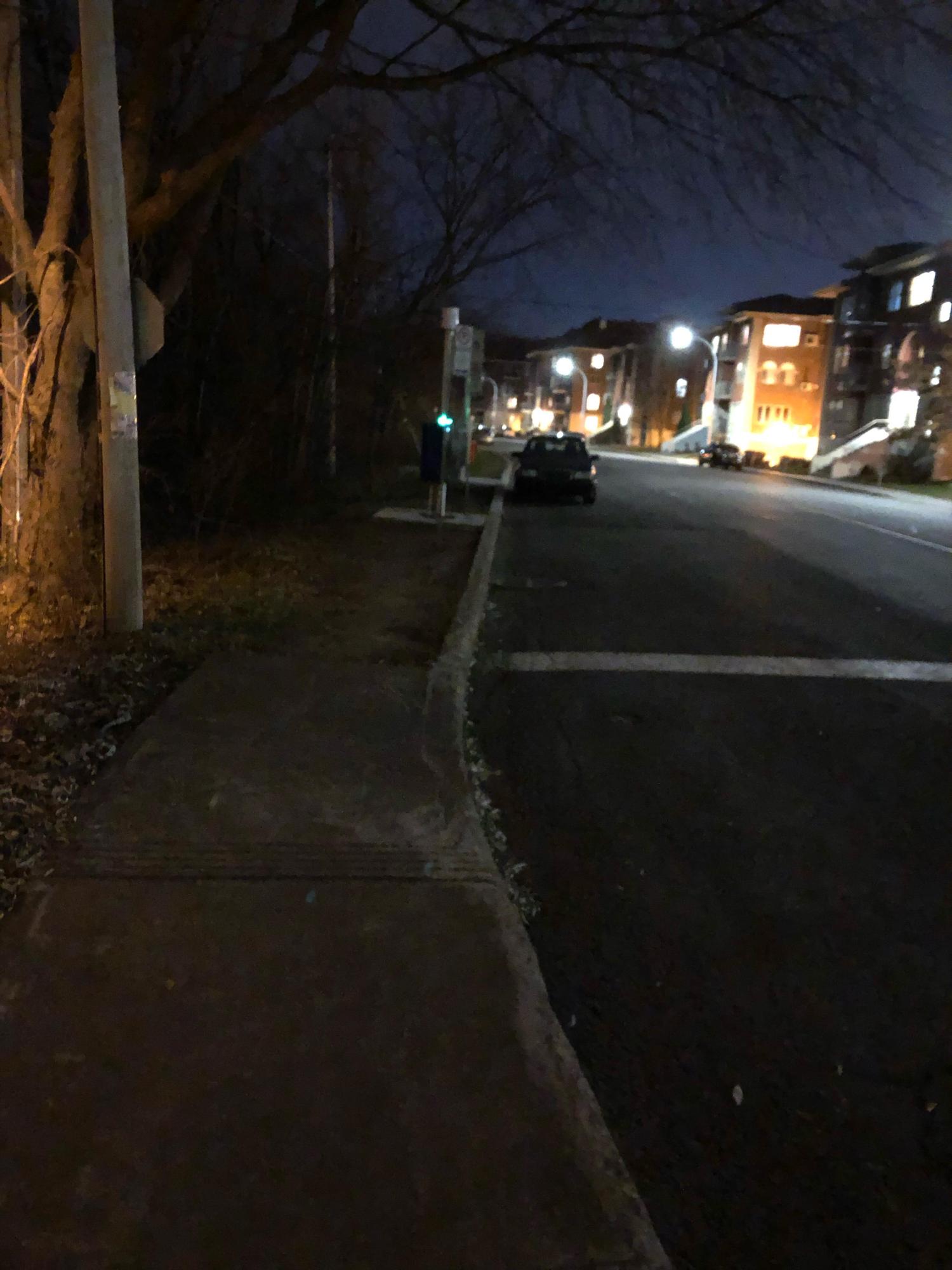 Rue Louis-Hébert Stationnement / chargement | Montréal, QC | EV Station