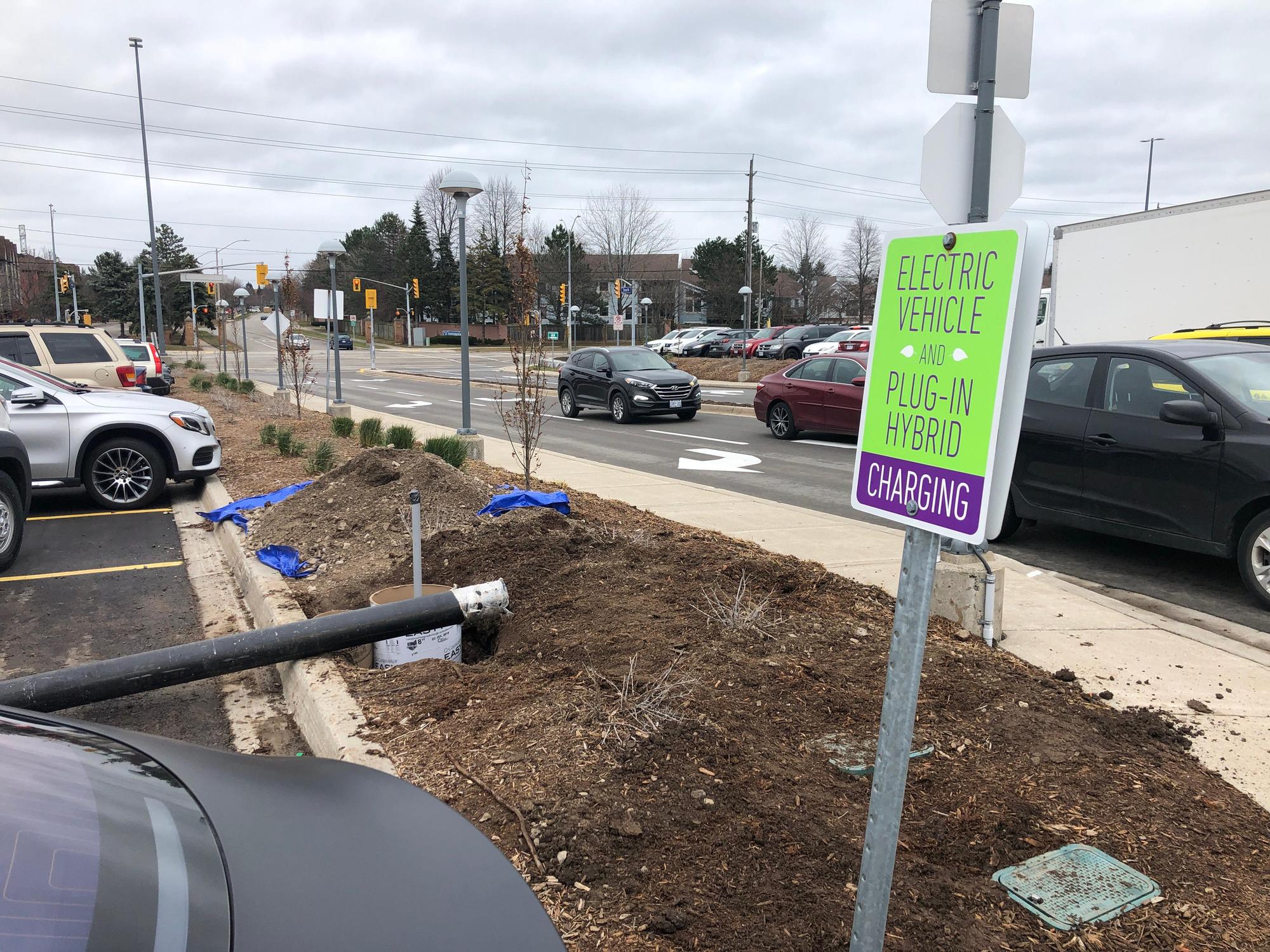Mapleview Shopping Centre - Laura | Burlington, ON | EV Station
