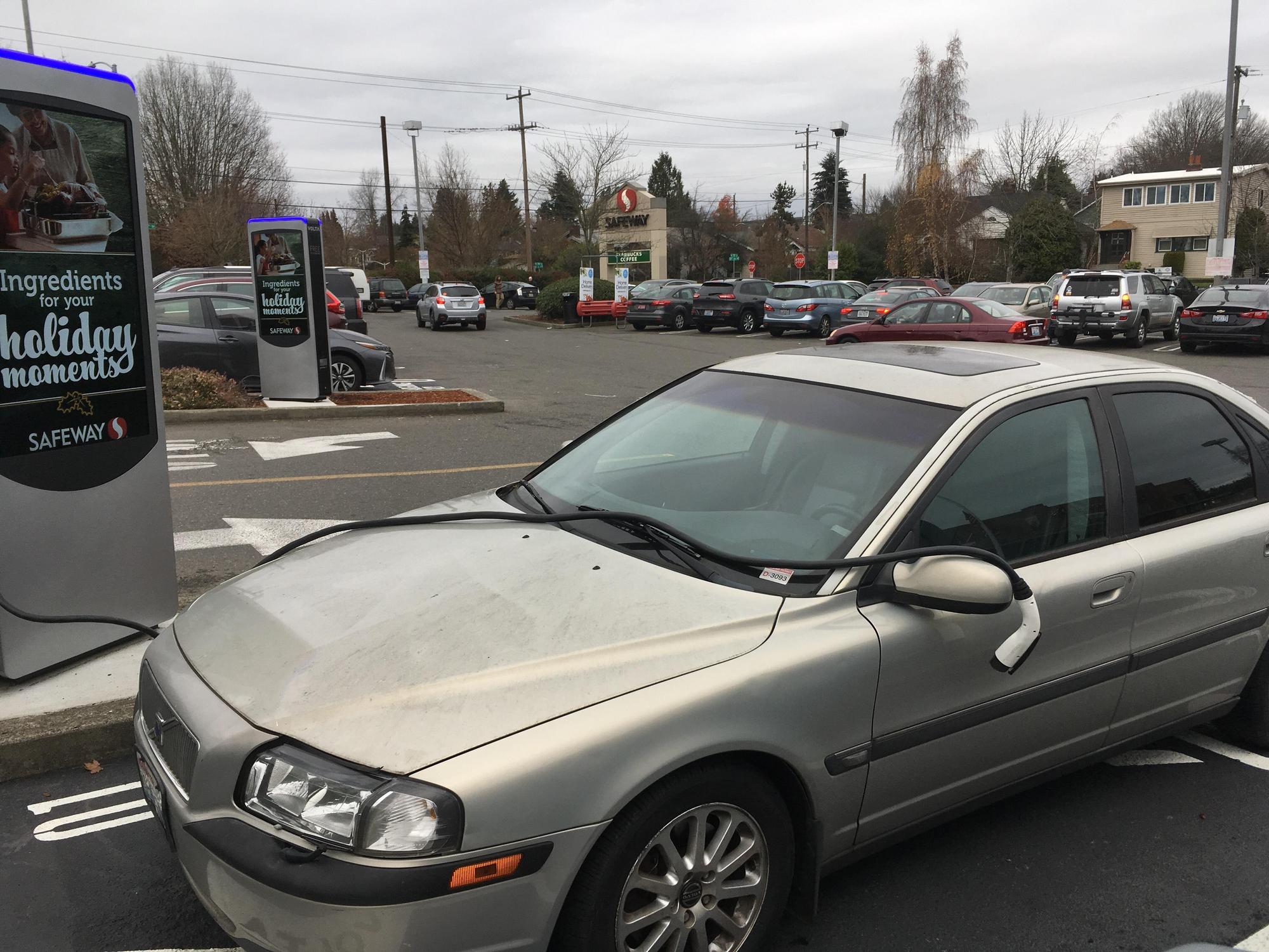 Safeway Roosevelt Way | Seattle, WA | EV Station