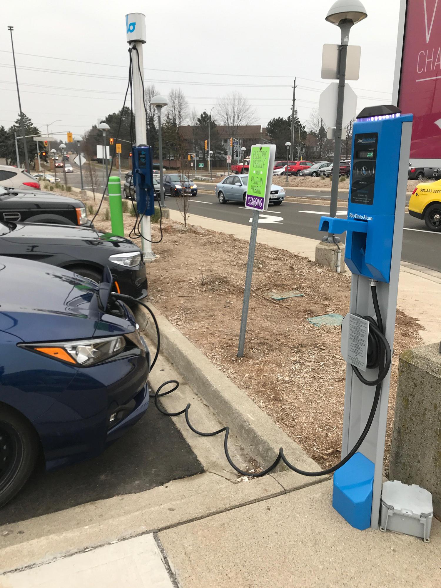 Mapleview Shopping Centre - Laura | Burlington, ON | EV Station