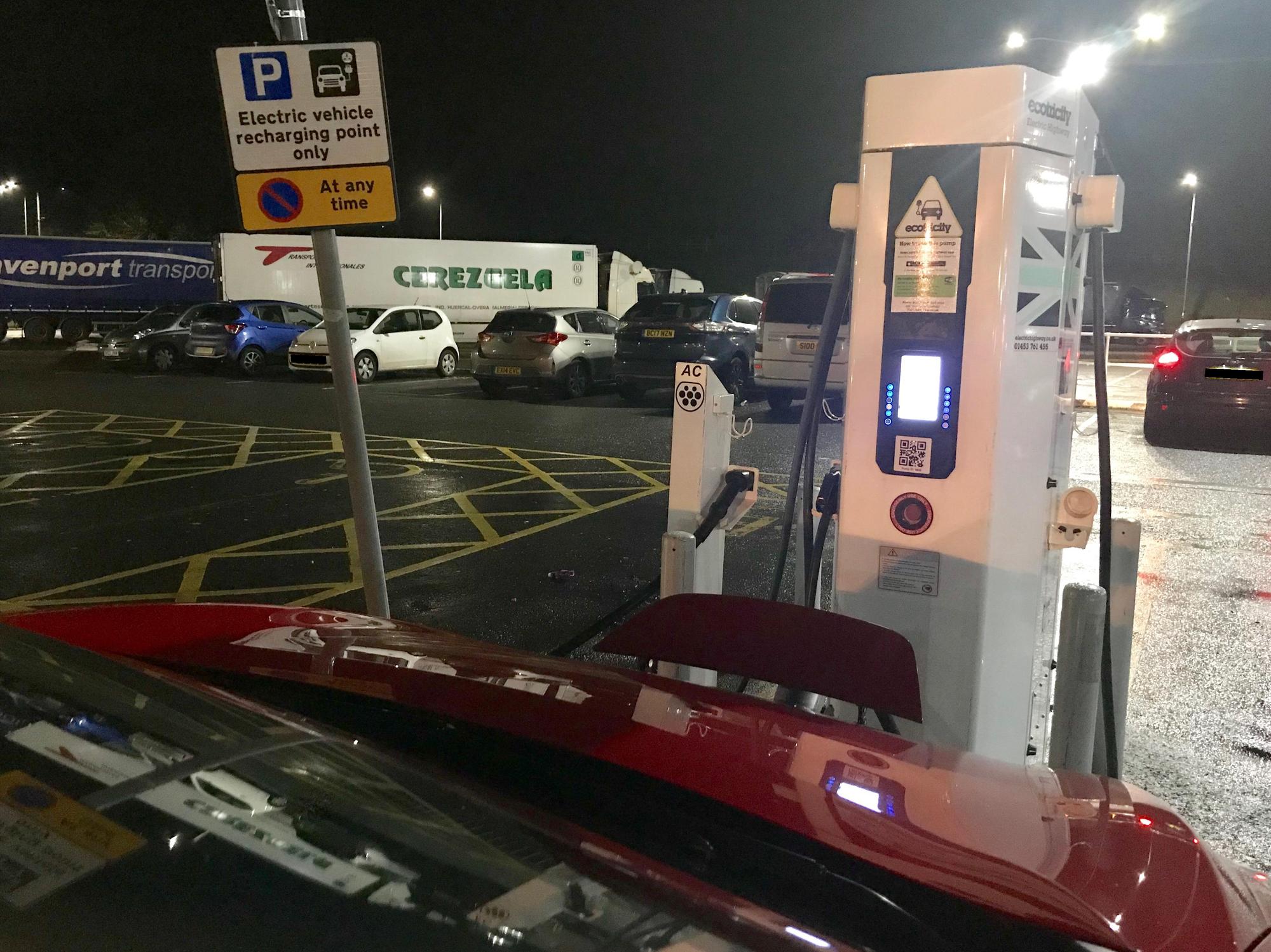 Welcome Break Keele Southbound Services M6 (1) | Keele, England | EV ...