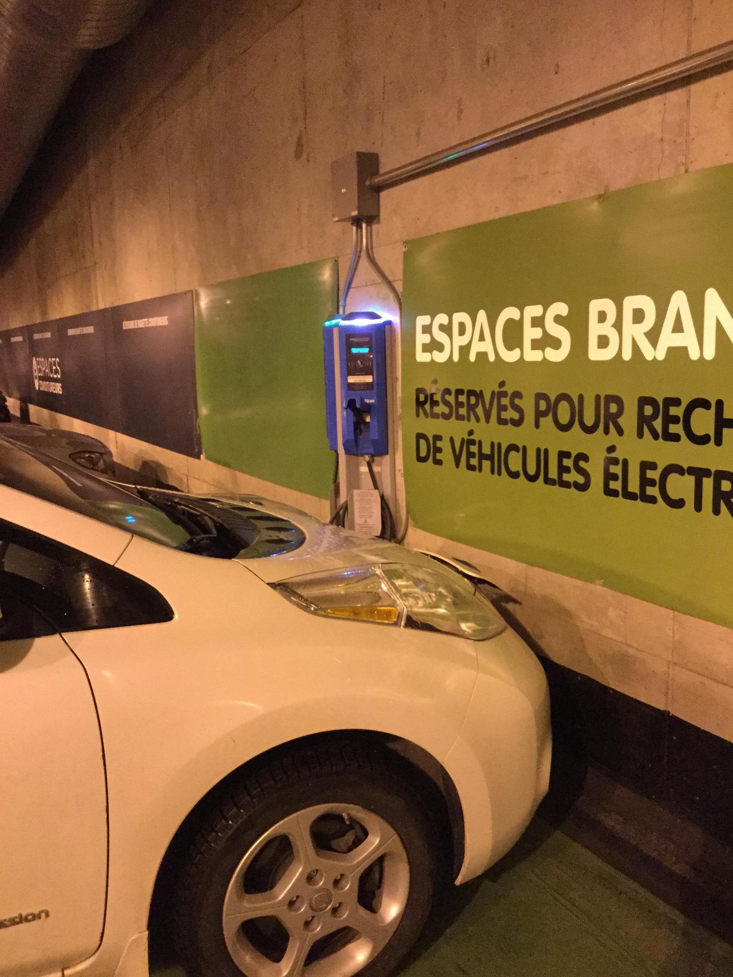 Edifice Jacques-Parizeau | Montréal, QC | EV Station