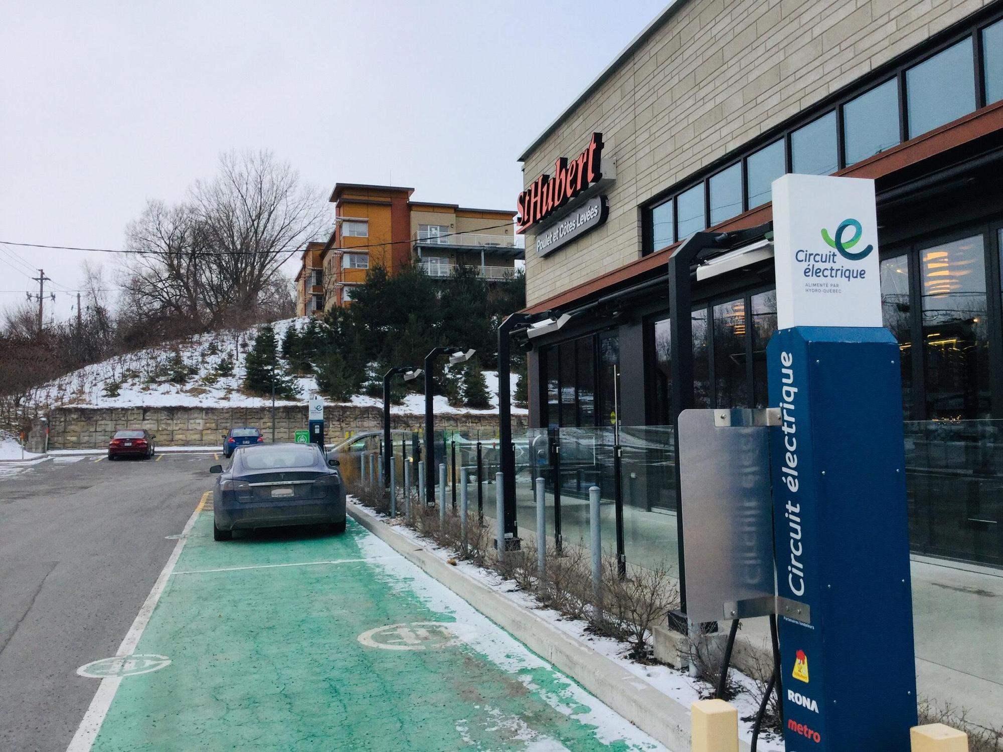 Rôtisserie St Hubert | Sainte-Thérèse, QC | EV Station