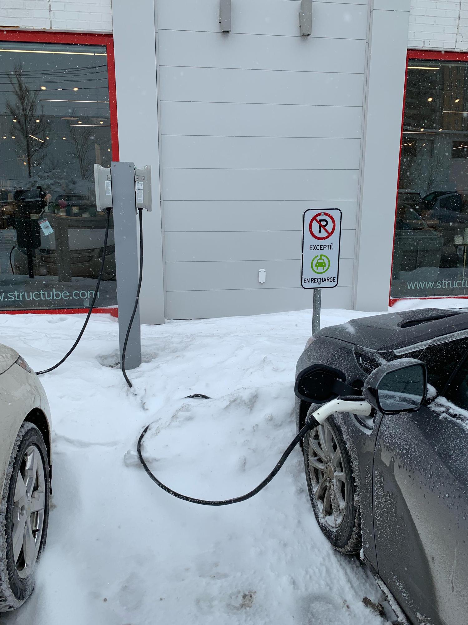 Structube | Montréal, QC | EV Station