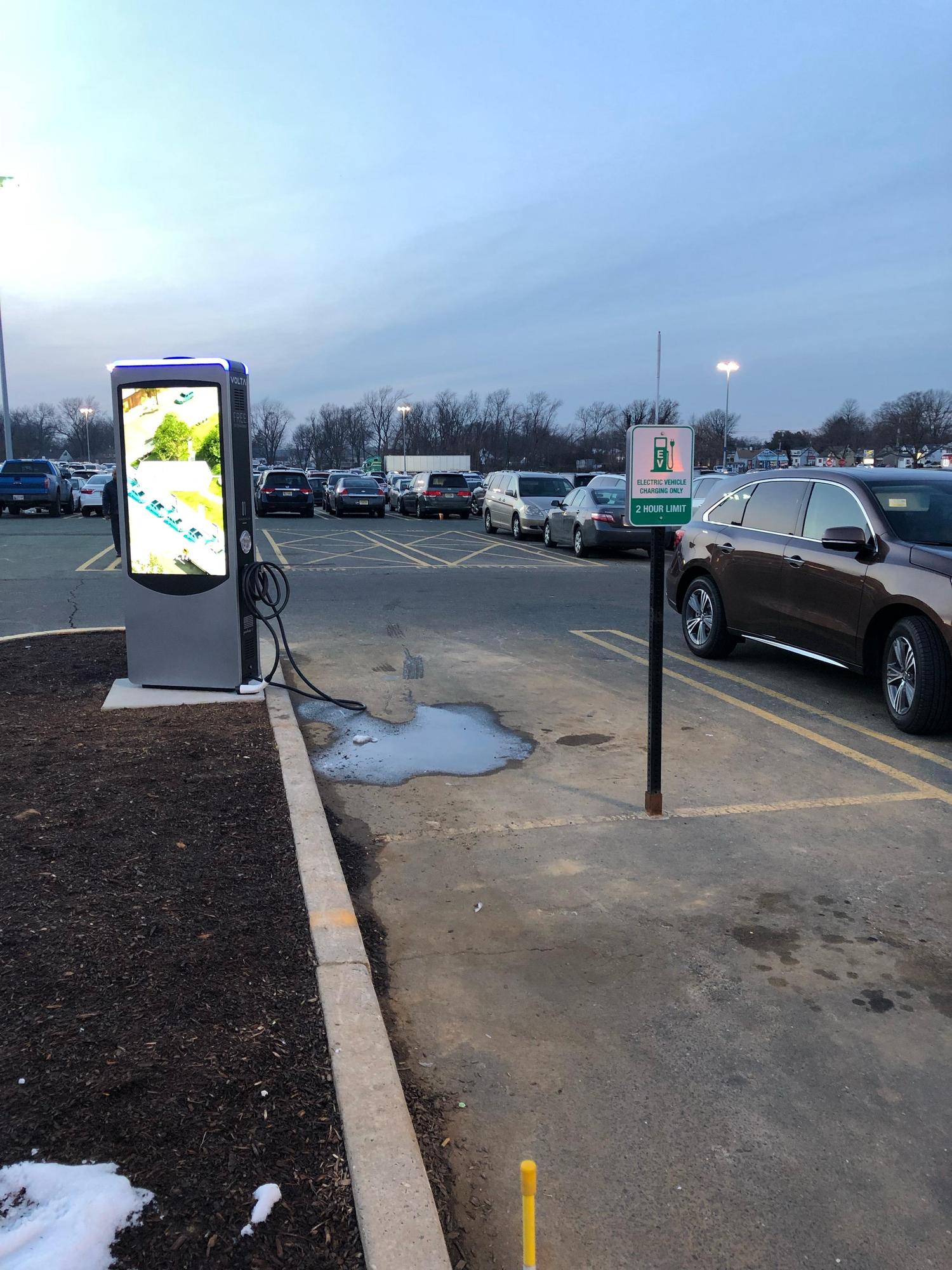 Brunswick Square - Bar Louie | East Brunswick, NJ | EV Station