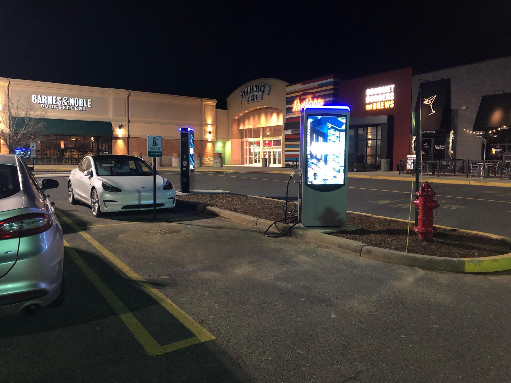 Brunswick Square - Bar Louie | East Brunswick, NJ | EV Station