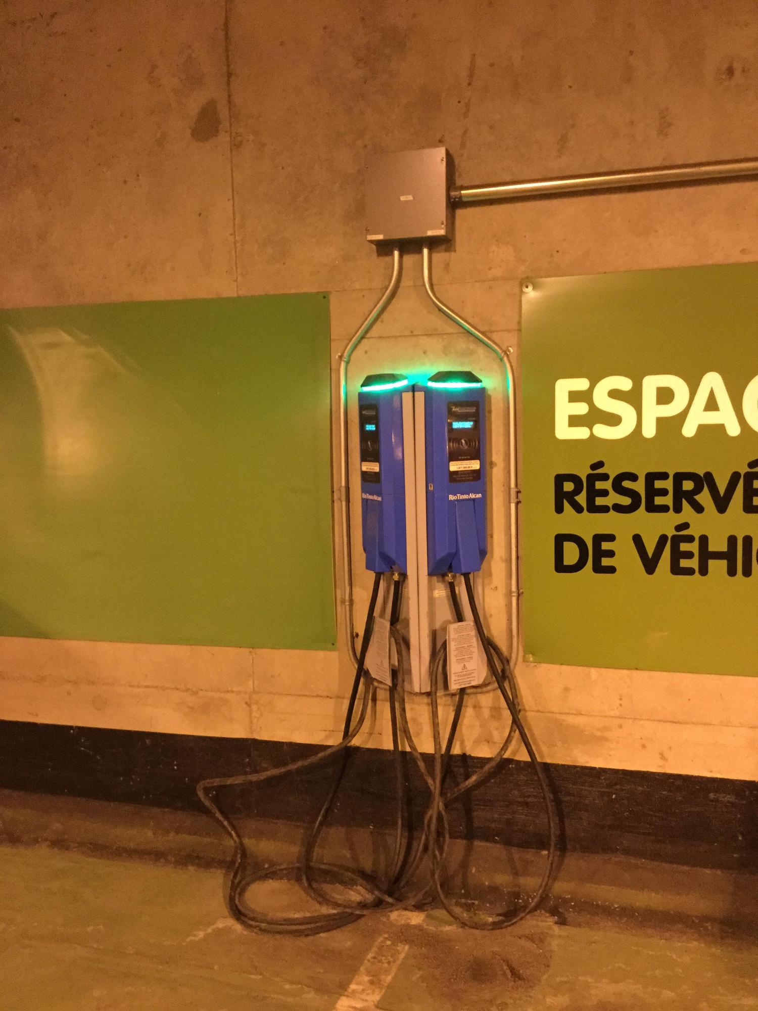 Edifice Jacques-Parizeau | Montréal, QC | EV Station