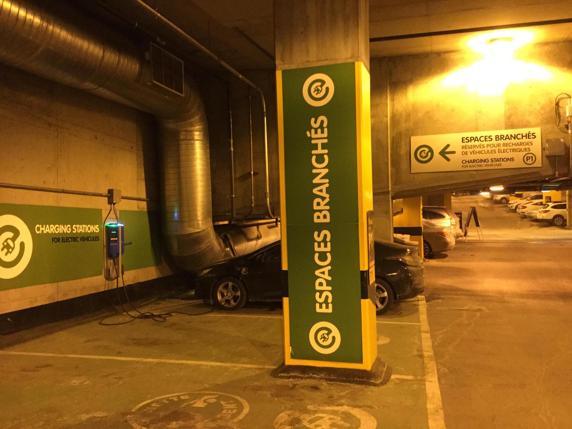 Edifice Jacques-Parizeau | Montréal, QC | EV Station