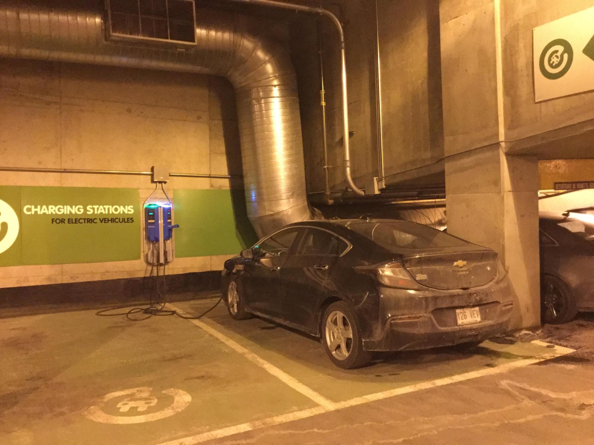 Edifice Jacques-Parizeau | Montréal, QC | EV Station