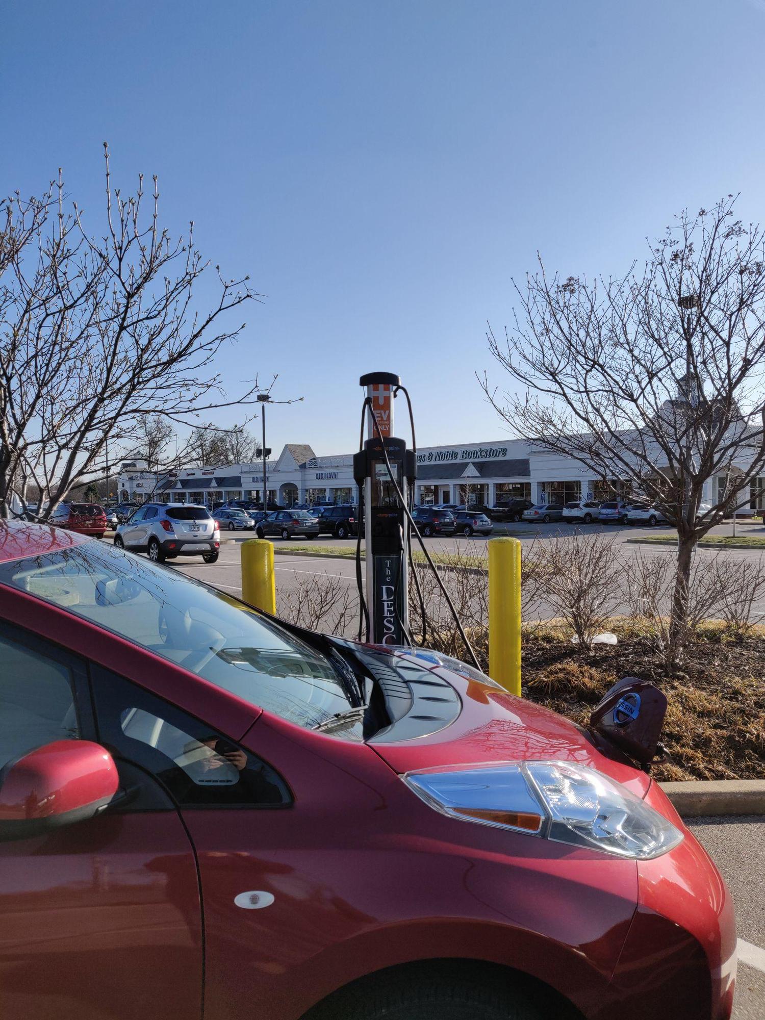 Ladue Crossing Shopping Center | St. Louis, MO | EV Station