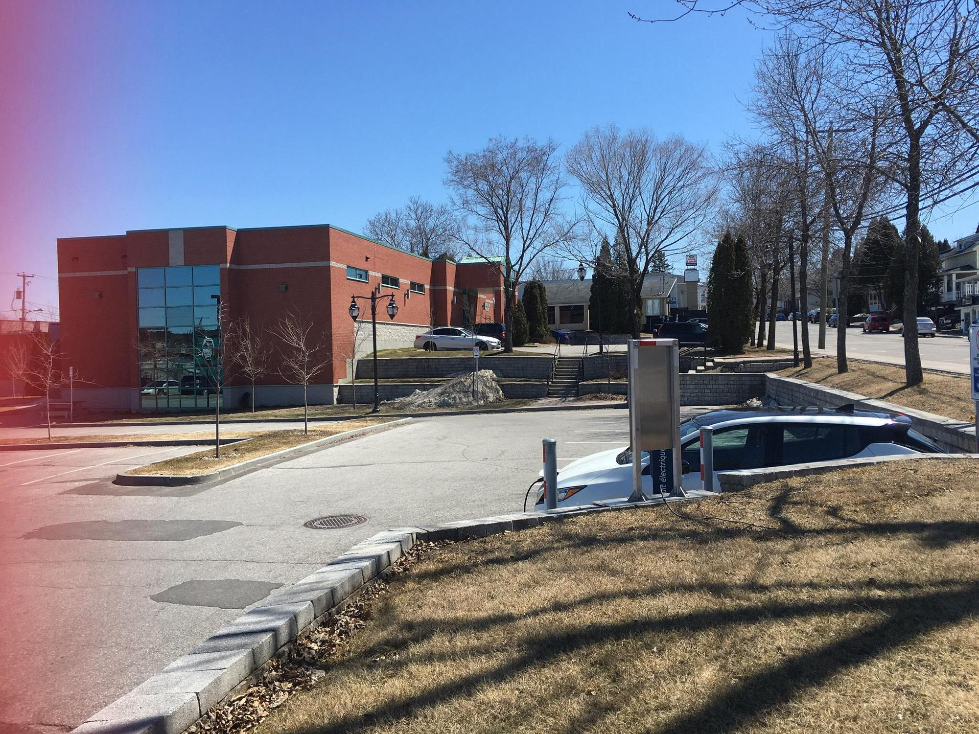 Bibliothèque publique d'Alma | Alma, QC | EV Station