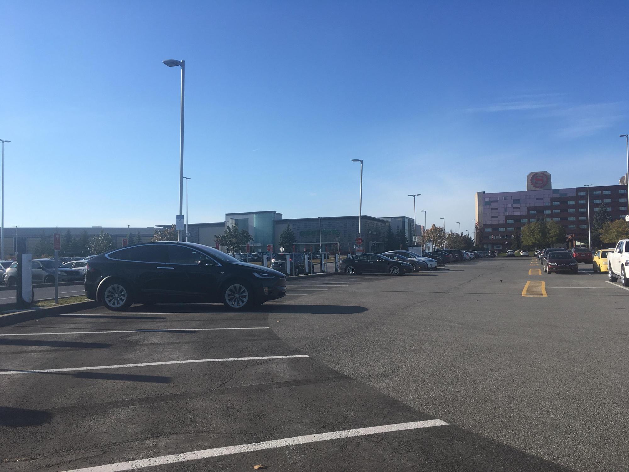 CF Carrefour Laval - Simons | Laval, QC | EV Station