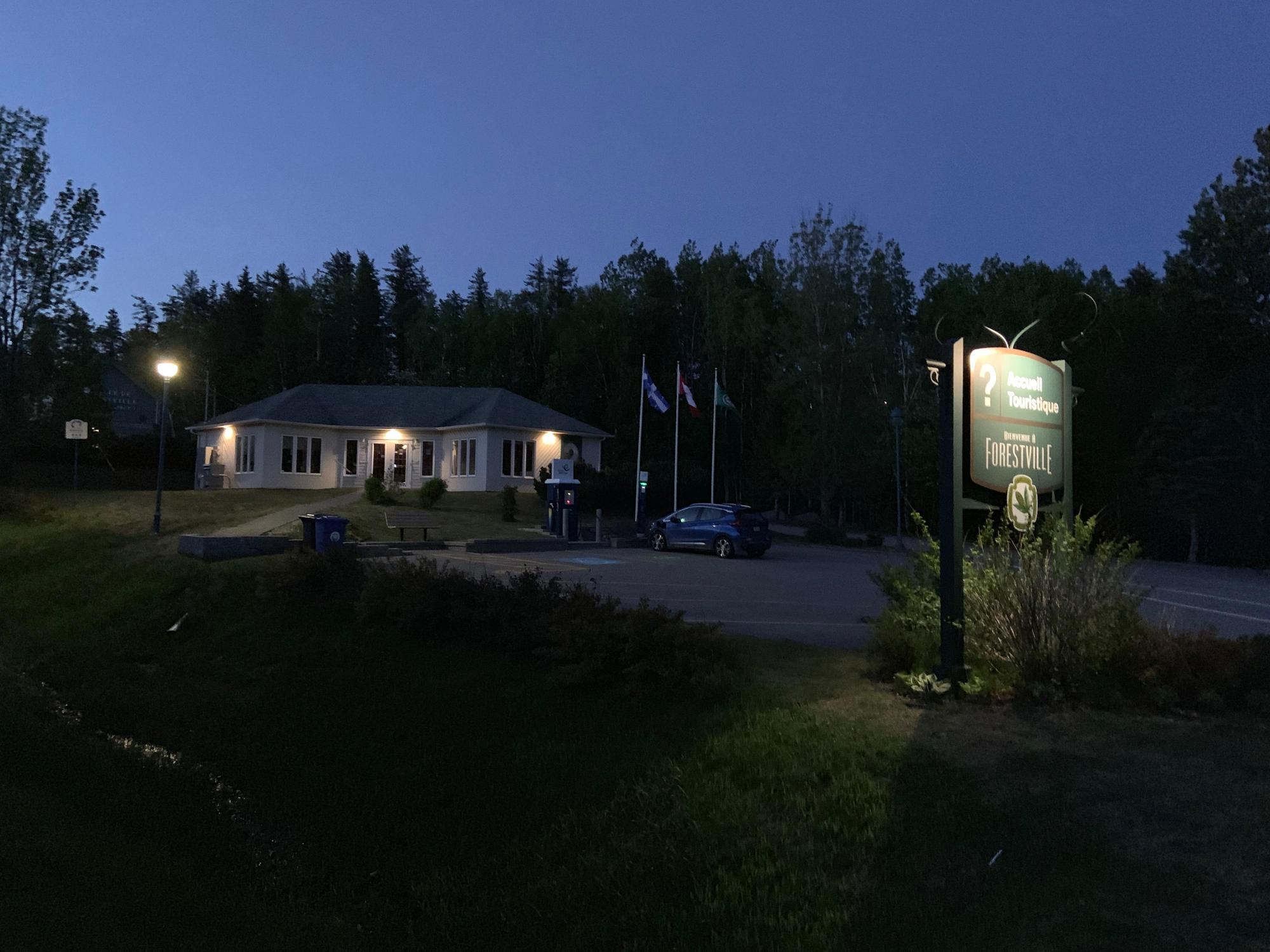Bureau d'accueil touristique | Forestville, QC | EV Station