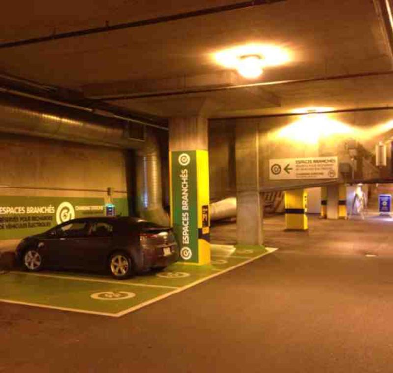 Edifice Jacques-Parizeau | Montréal, QC | EV Station