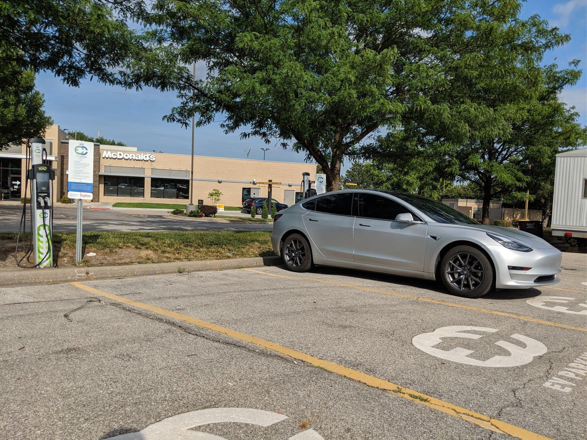 Hy-Vee | Overland Park, KS | EV Station
