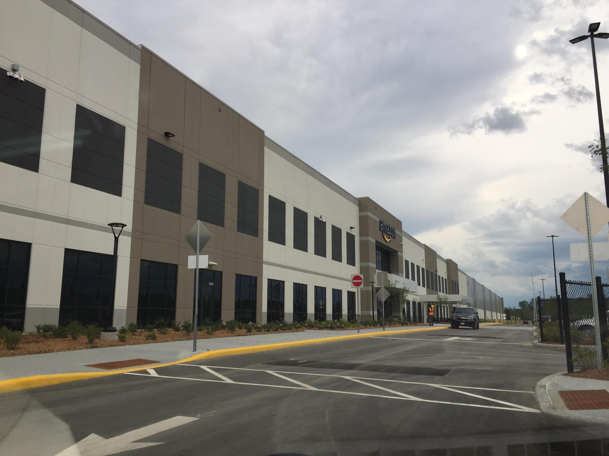Amazon YOW1 Fulfilment Center | Ottawa, ON | EV Station