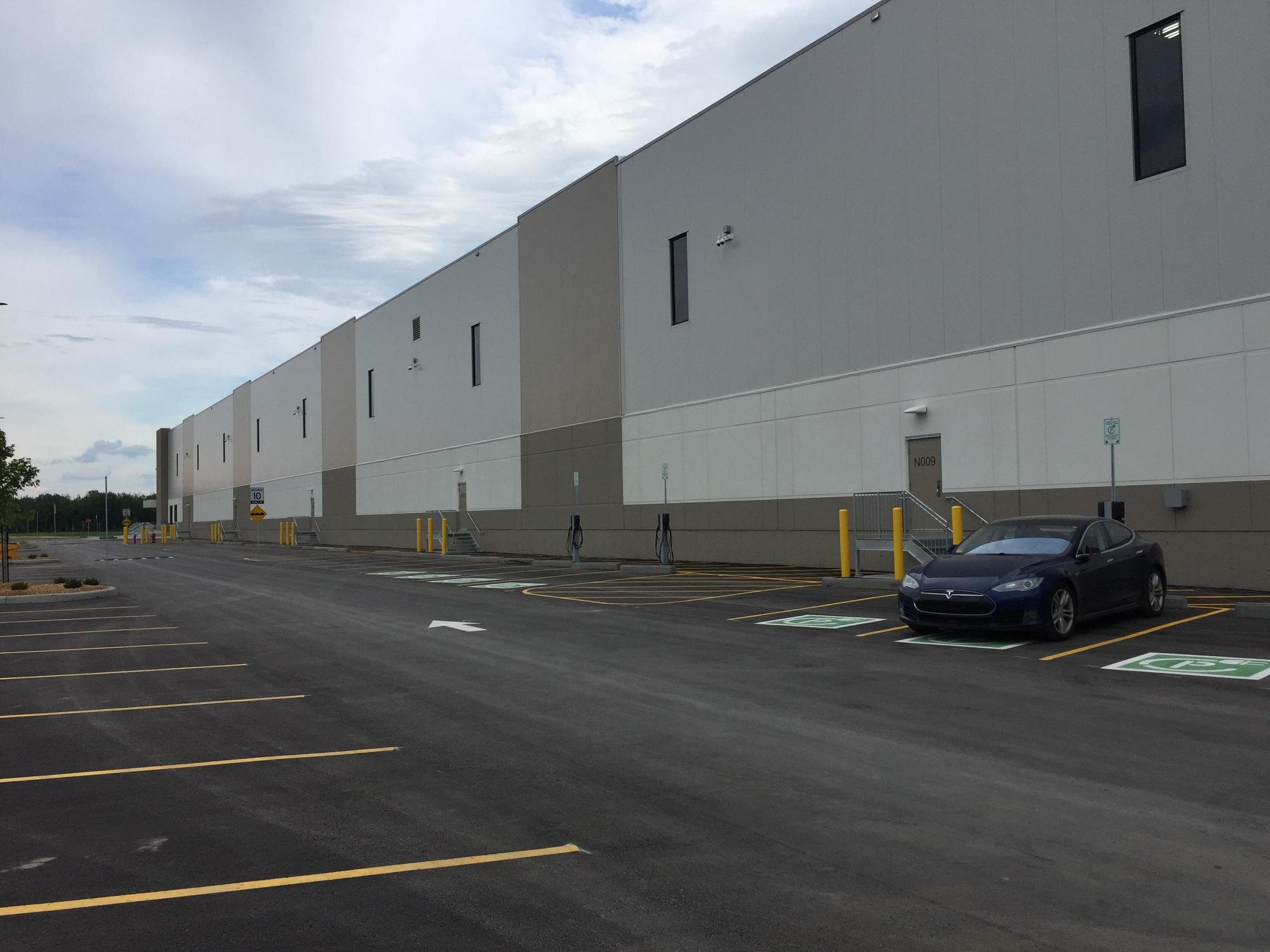 Amazon YOW1 Fulfilment Center | Ottawa, ON | EV Station