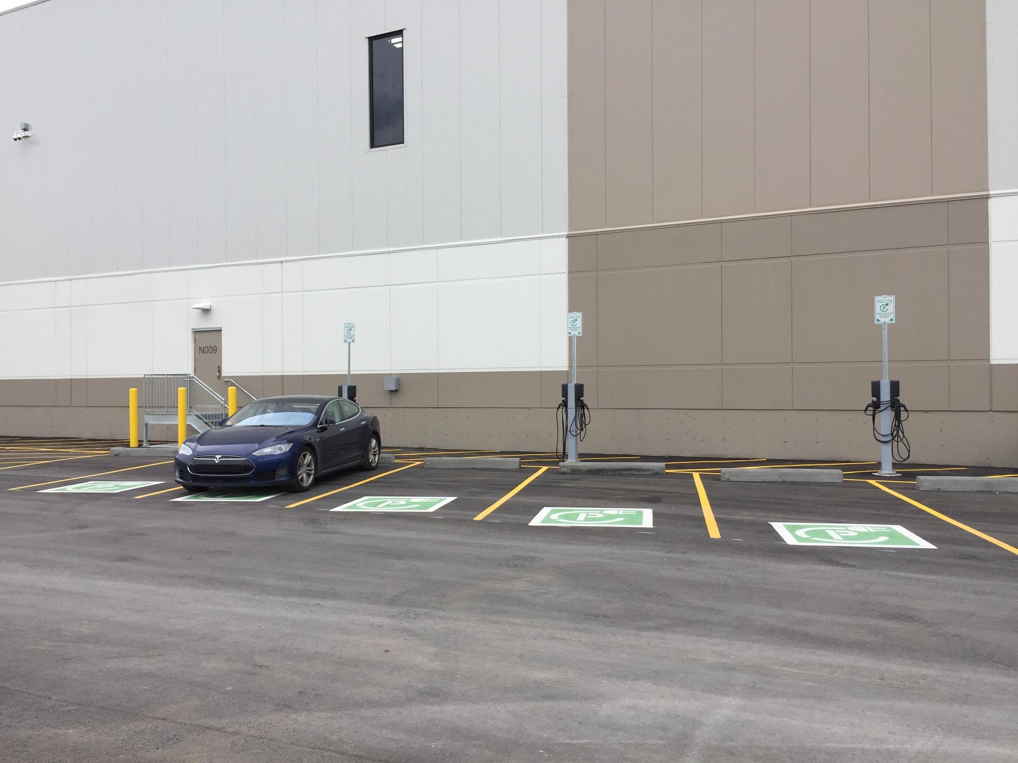 Amazon YOW1 Fulfilment Center | Ottawa, ON | EV Station