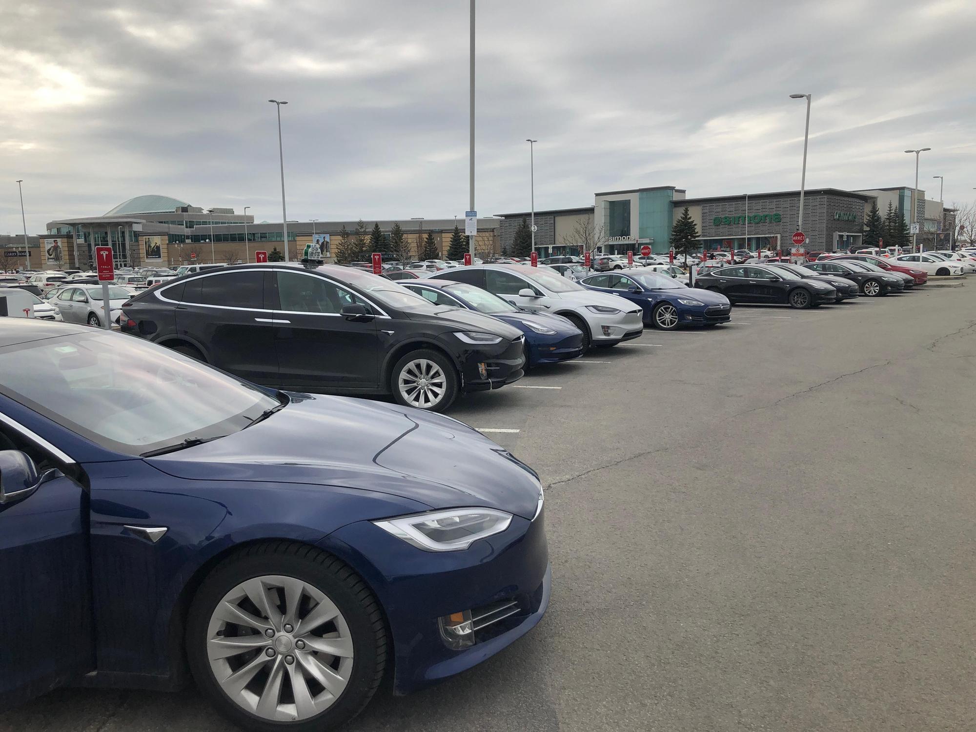 CF Carrefour Laval - Simons | Laval, QC | EV Station