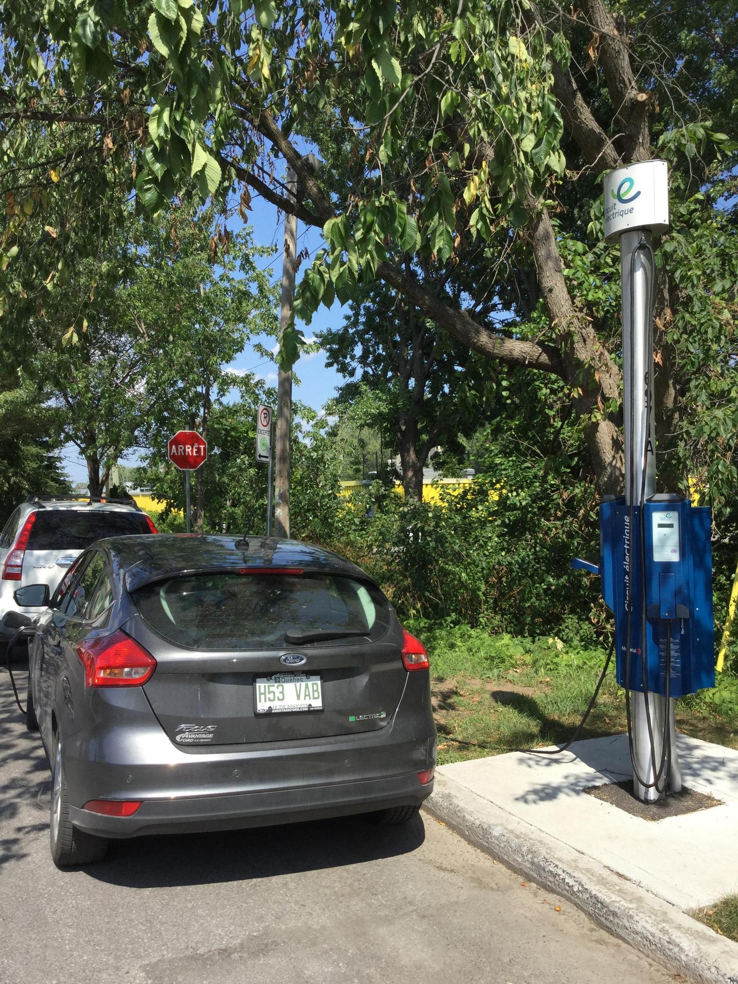 Rue Louis-Hébert Stationnement / chargement | Montréal, QC | EV Station