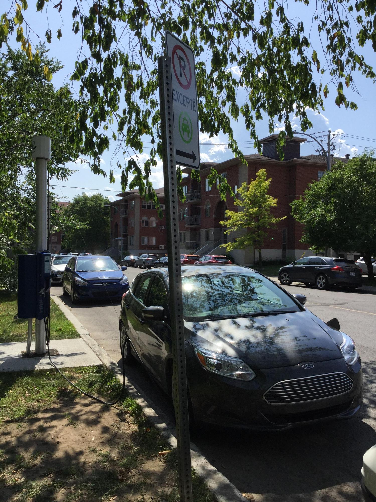 Rue Louis-Hébert Stationnement / chargement | Montréal, QC | EV Station
