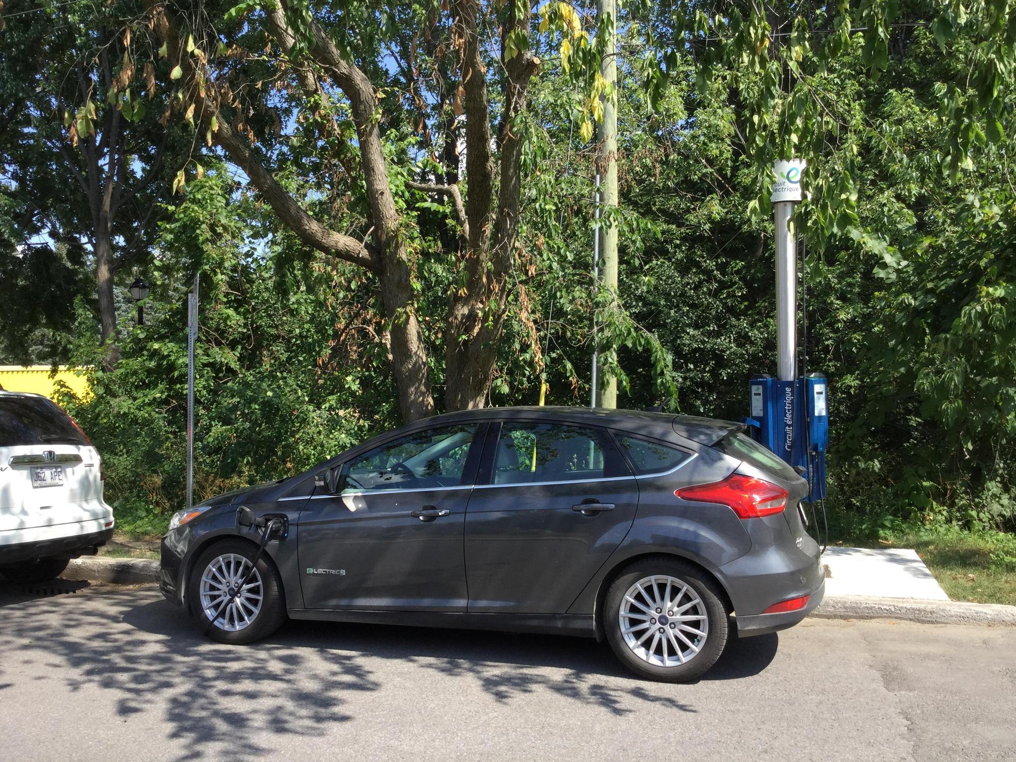 Rue Louis Hébert Stationnement / chargement | Montréal, QC | EV Station