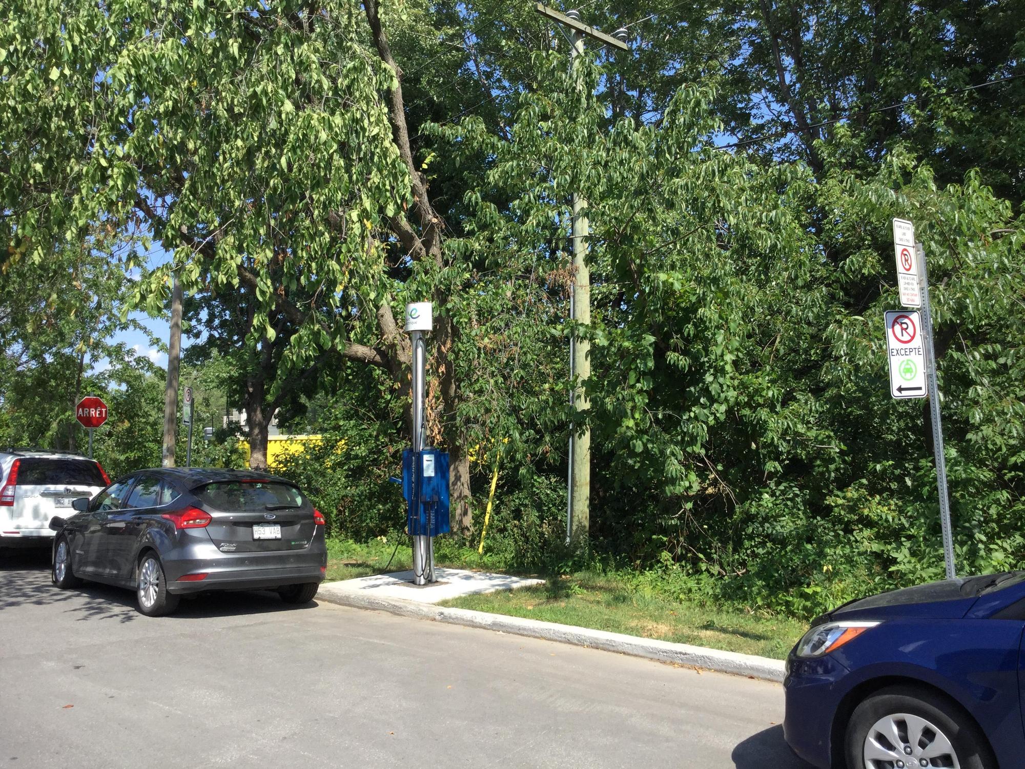 Rue Louis-Hébert Stationnement / chargement | Montréal, QC | EV Station
