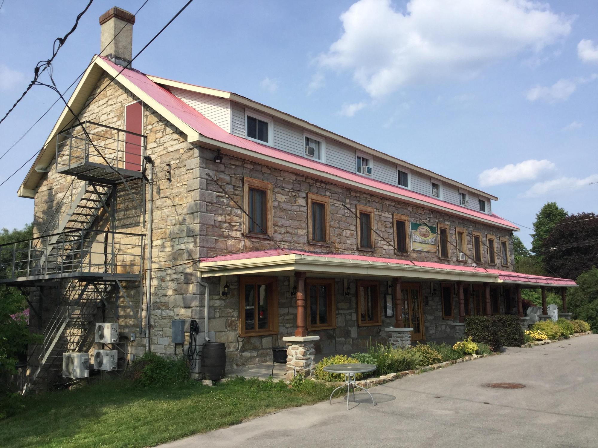 Hostellerie du Suroît | Beauharnois, QC | EV Station