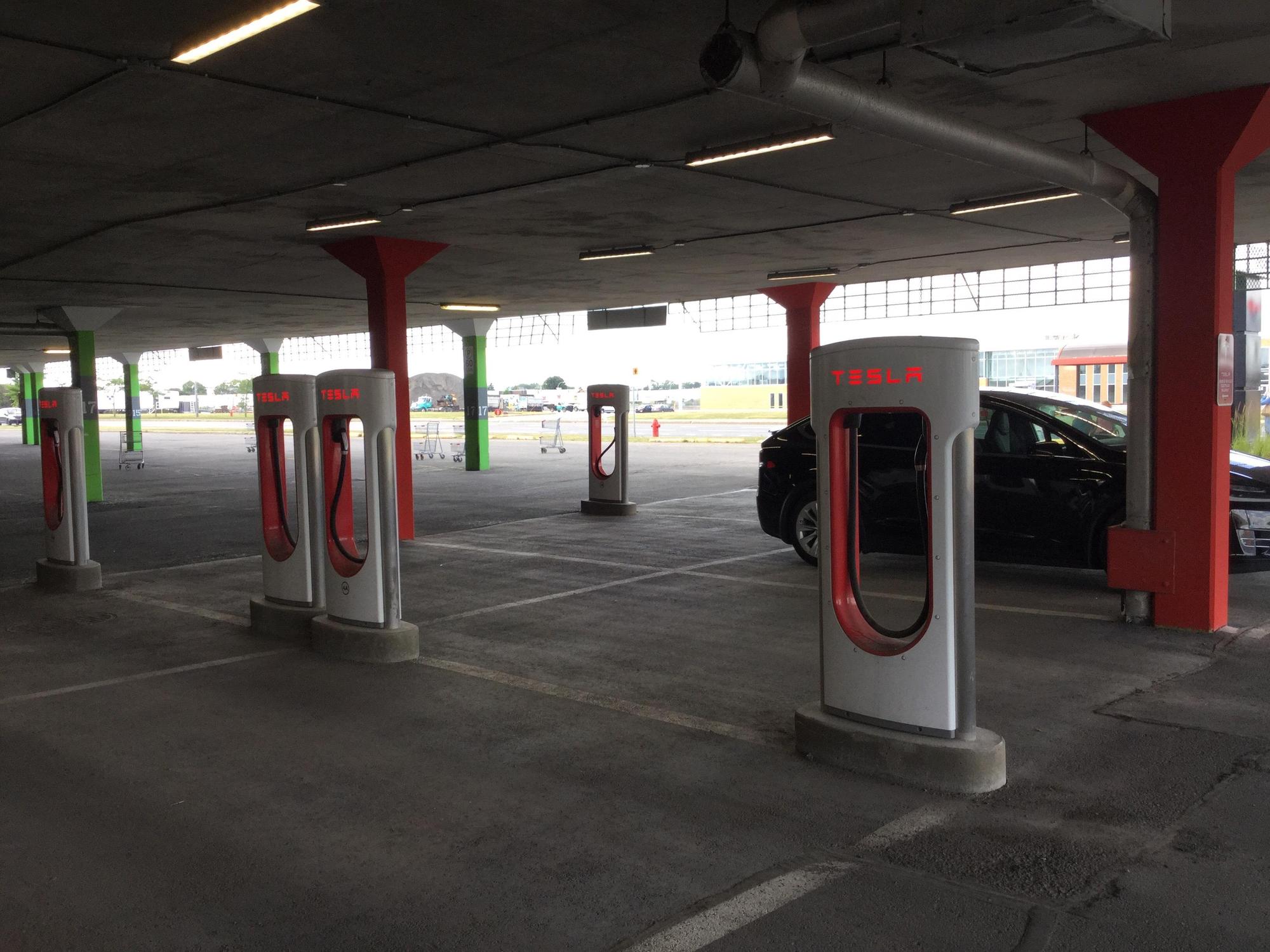Place Vertu | Montréal, QC | EV Station
