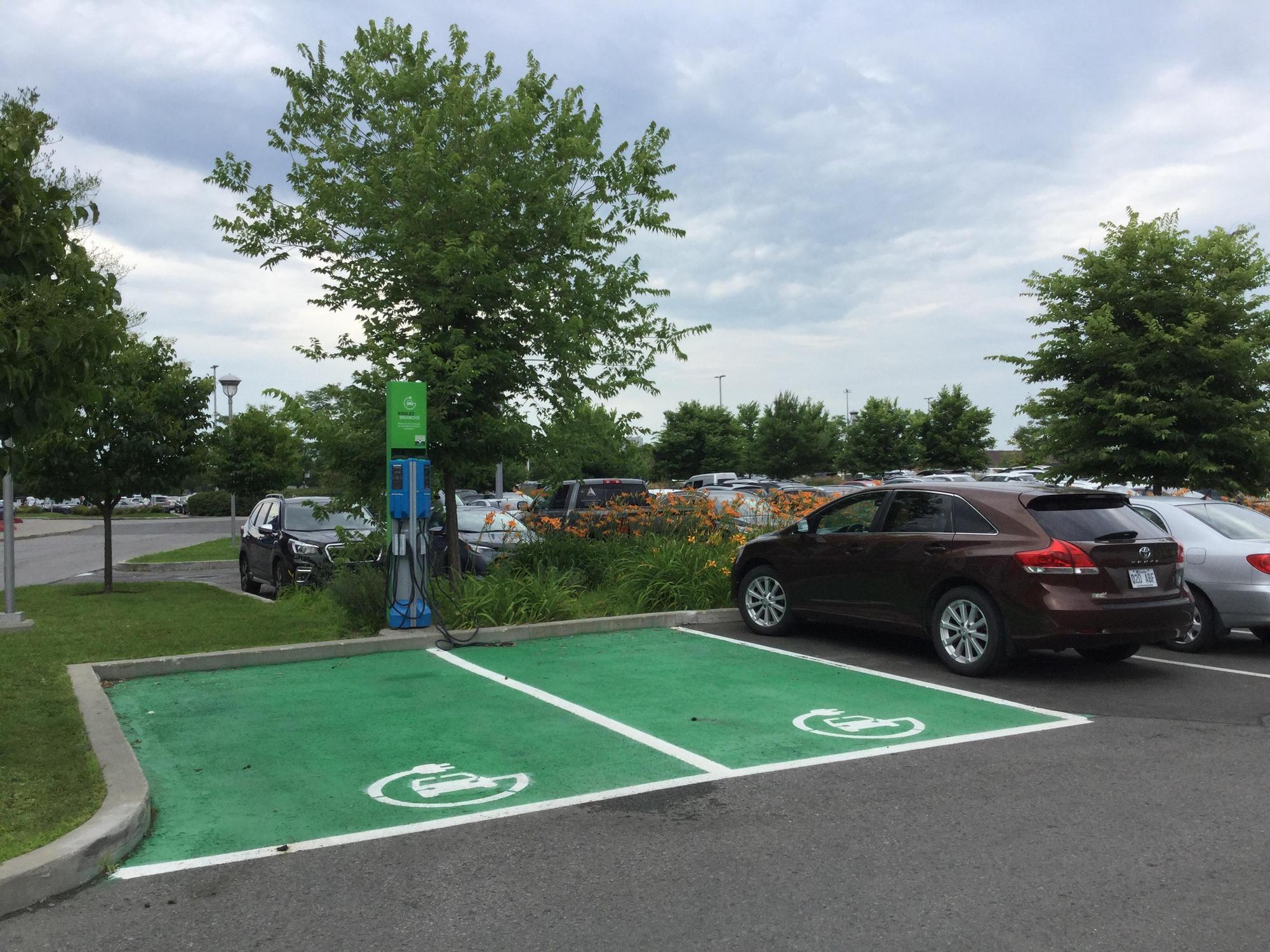 Cinéplex Colossus | Laval, QC | EV Station
