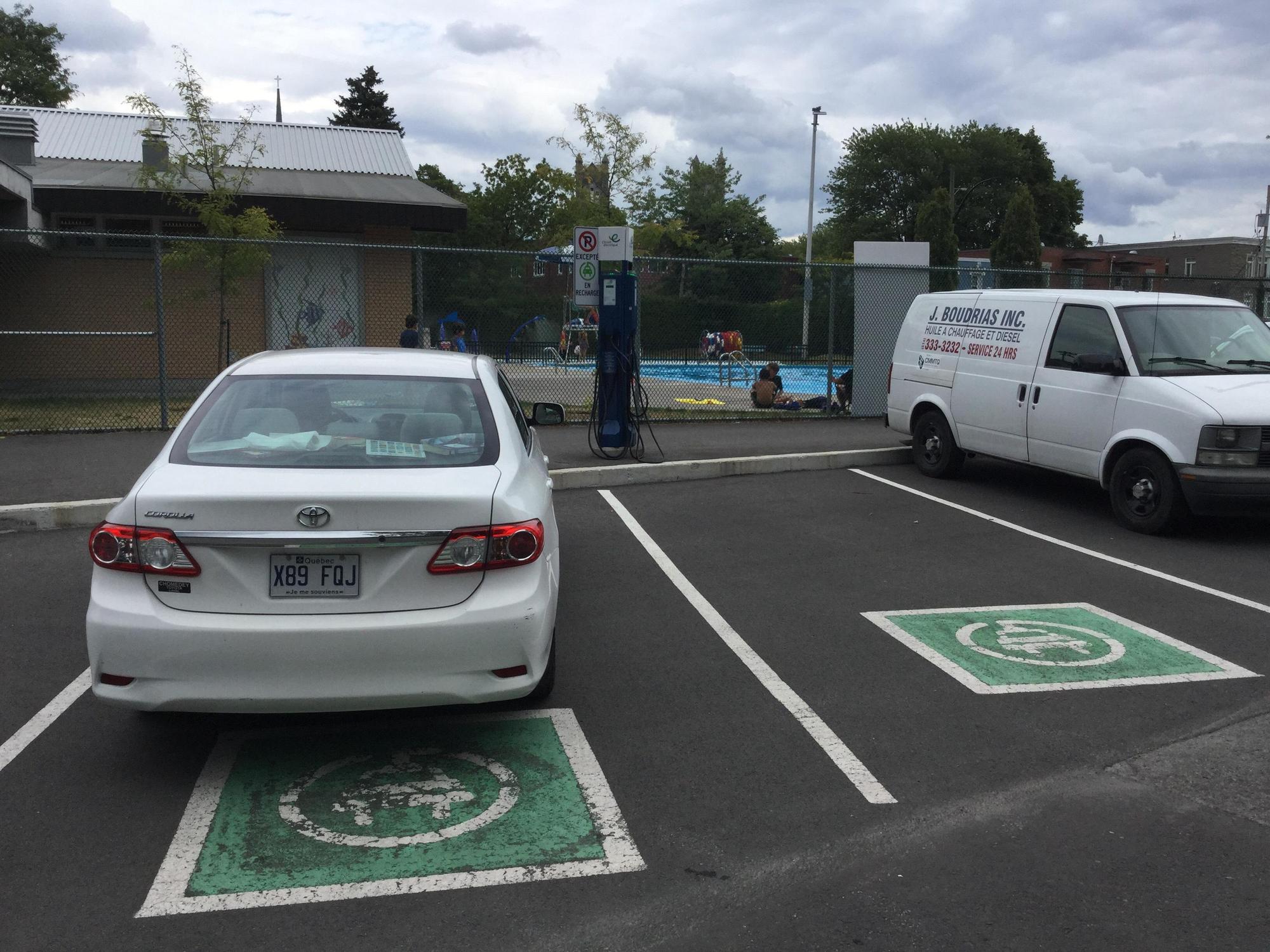 Parc Decelles | Montréal, QC | EV Station