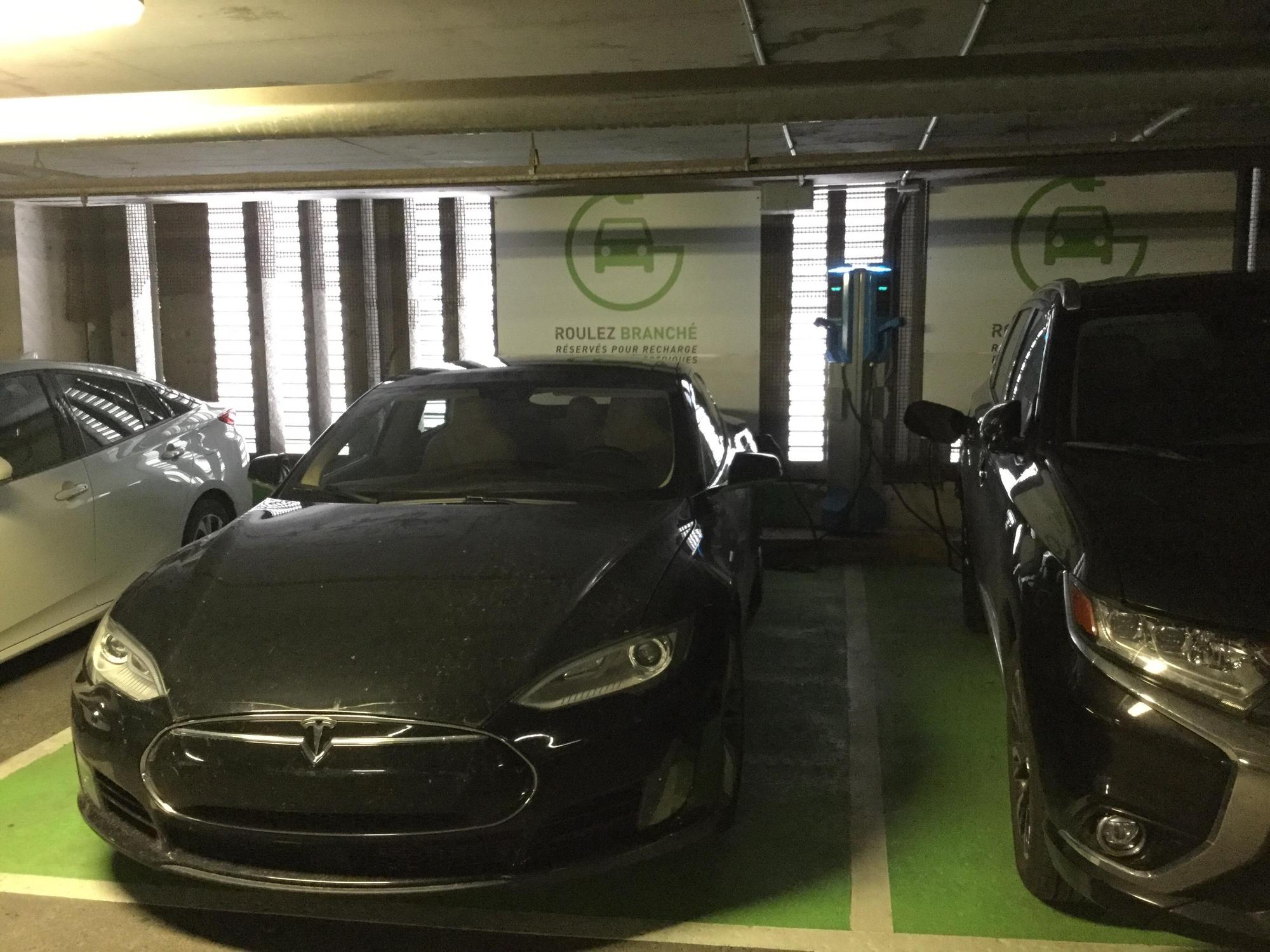 Parking Alexis Nihon | Westmount, QC | EV Station