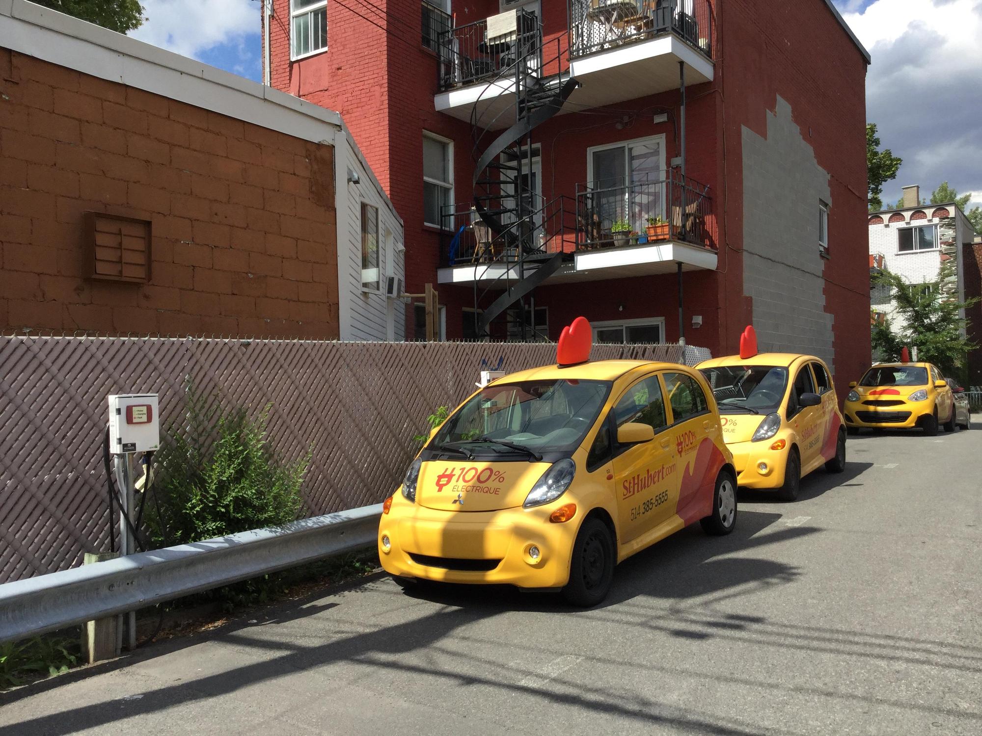 St-Hubert Express | Montréal, QC | EV Station