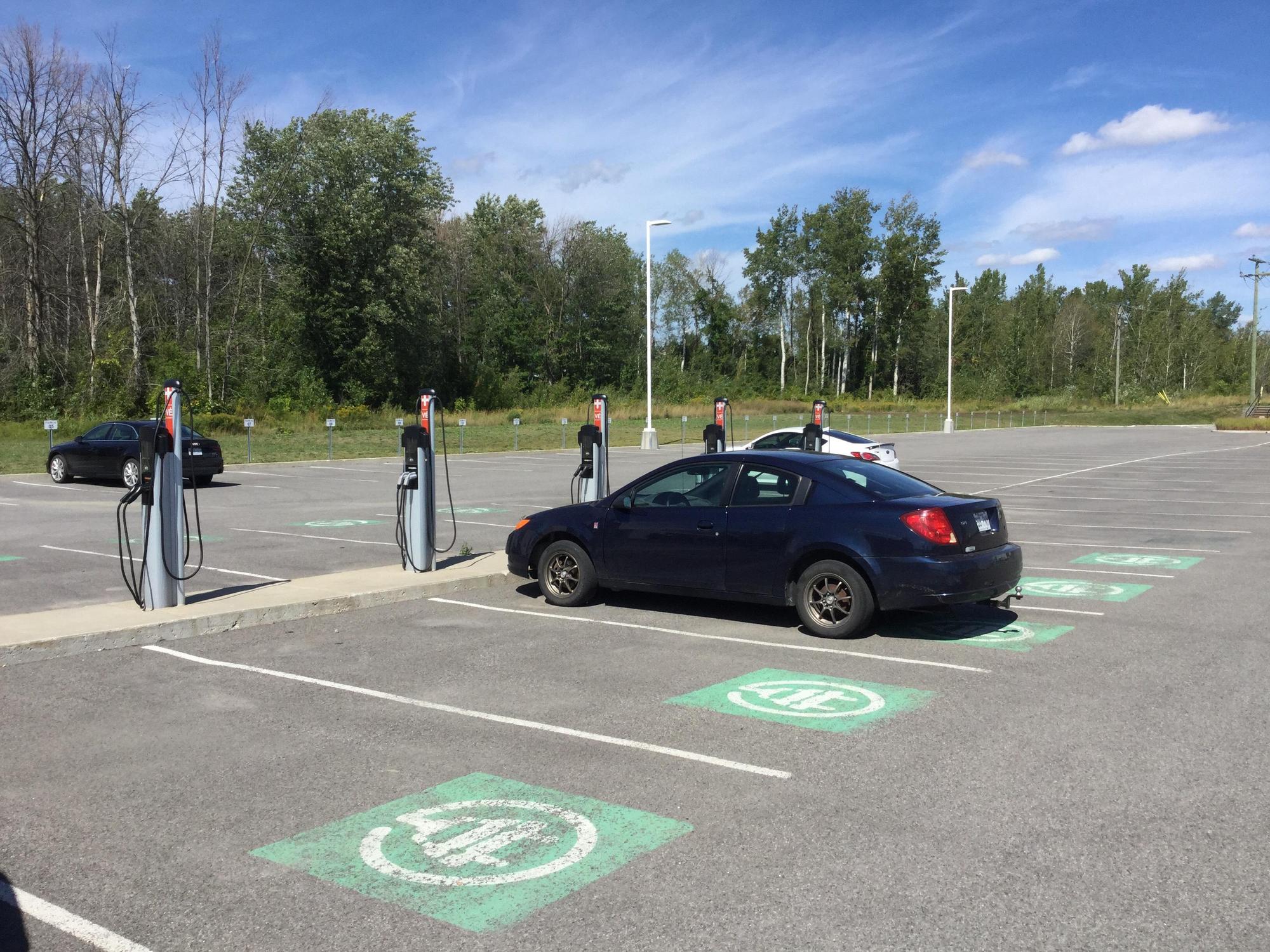 Lumen Distribution Centre | Laval, QC | EV Station