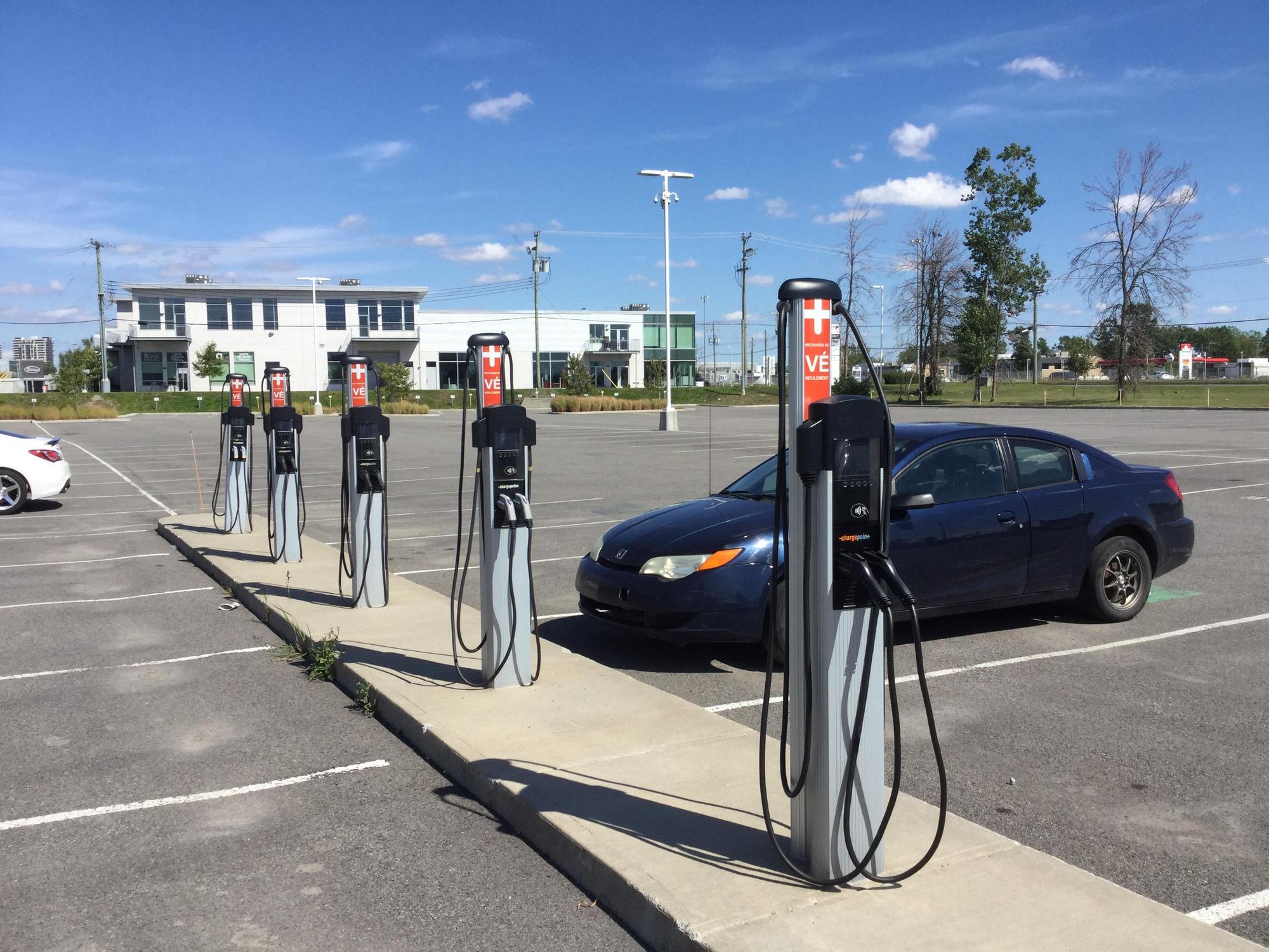 Lumen Distribution Centre | Laval, QC | EV Station