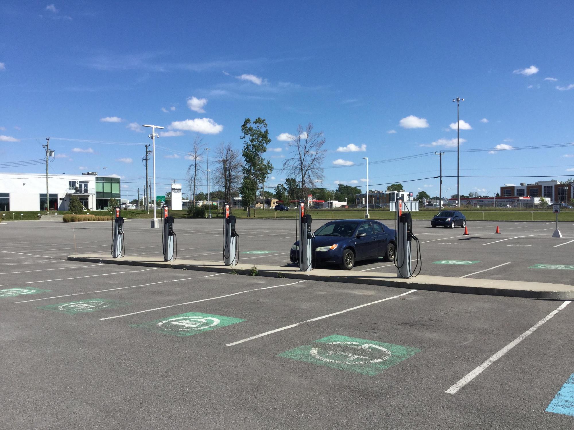 Lumen Distribution Centre | Laval, QC | EV Station