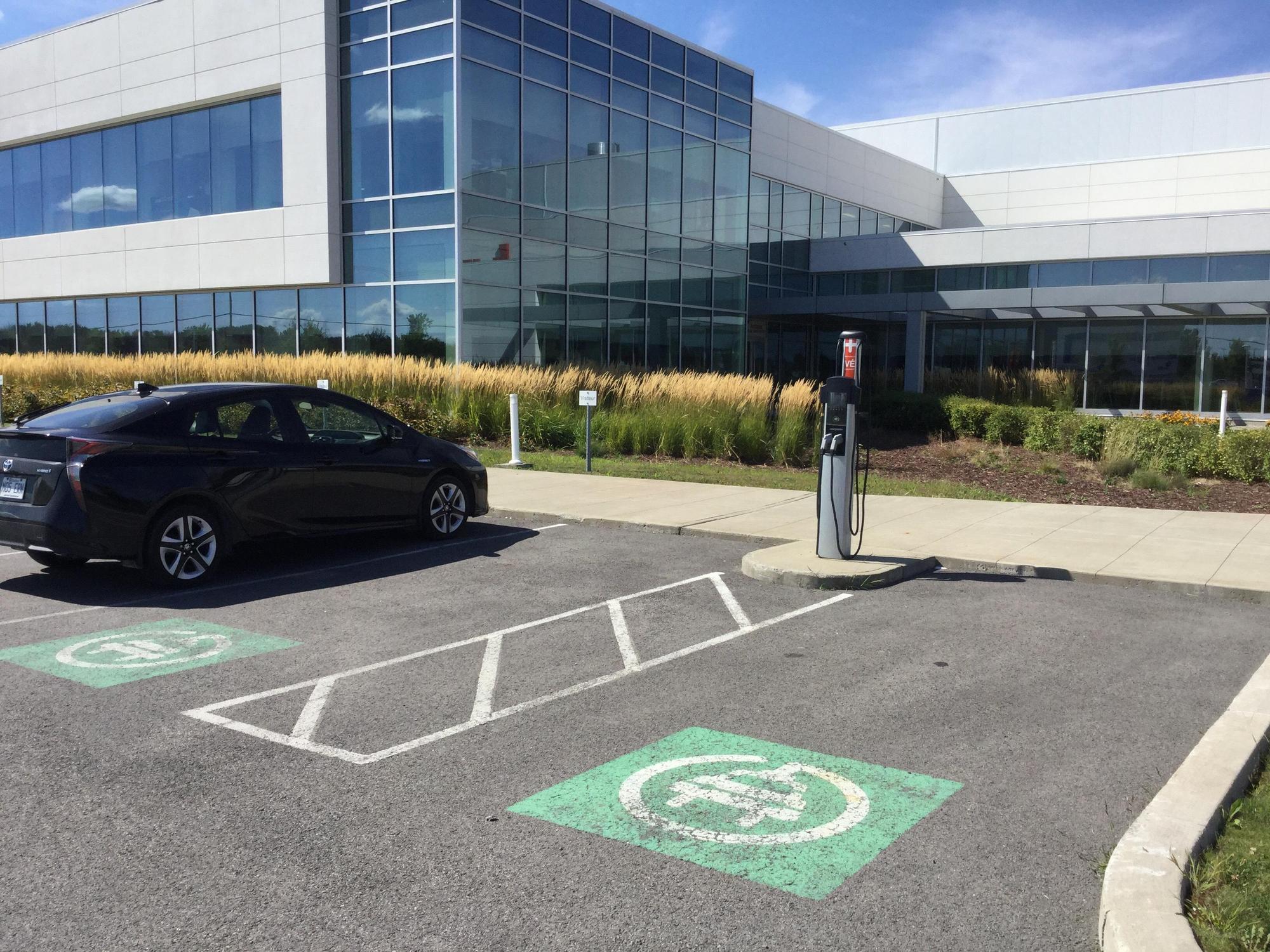 Lumen Distribution Centre | Laval, QC | EV Station