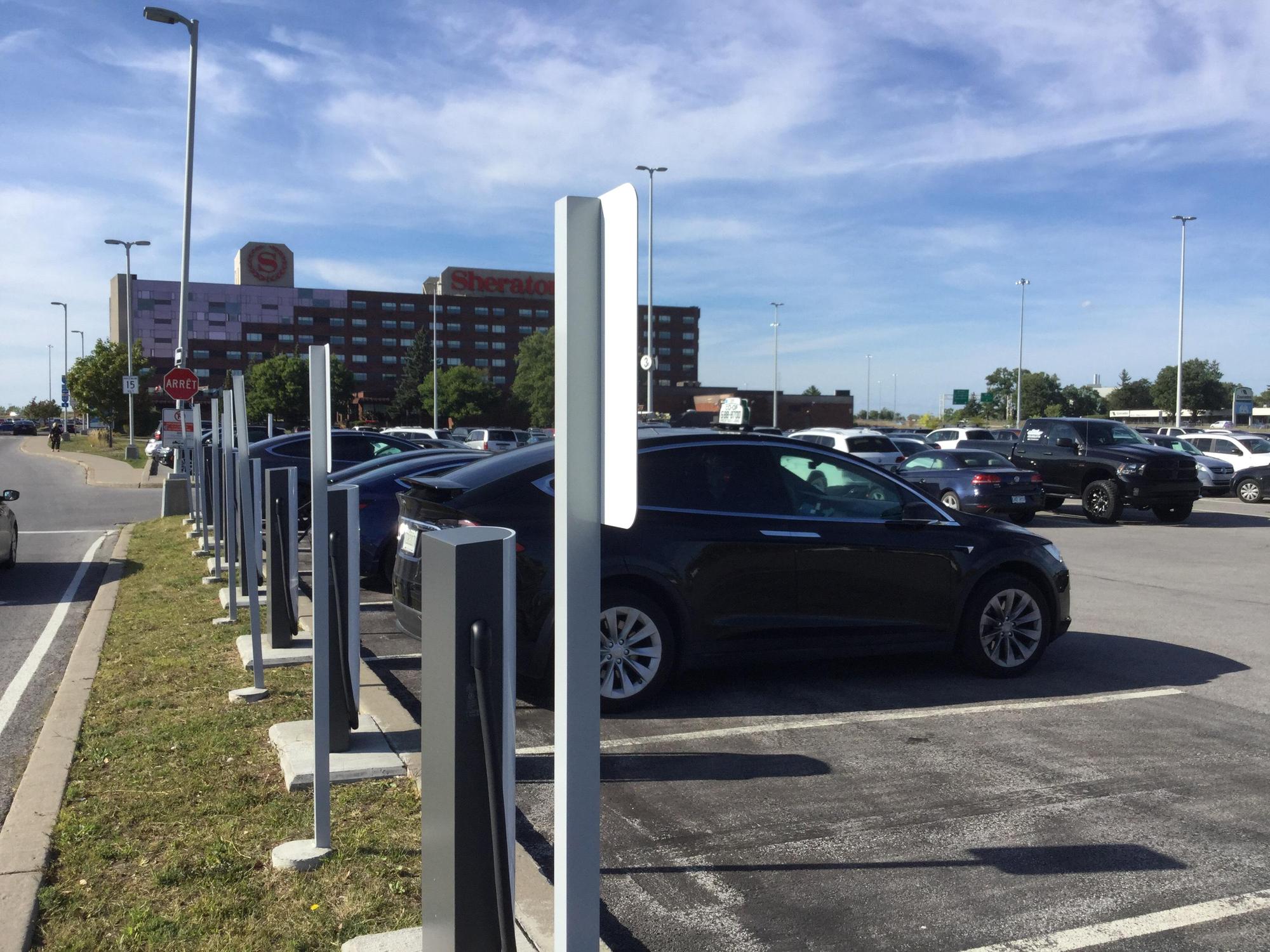 CF Carrefour Laval - Simons | Laval, QC | EV Station