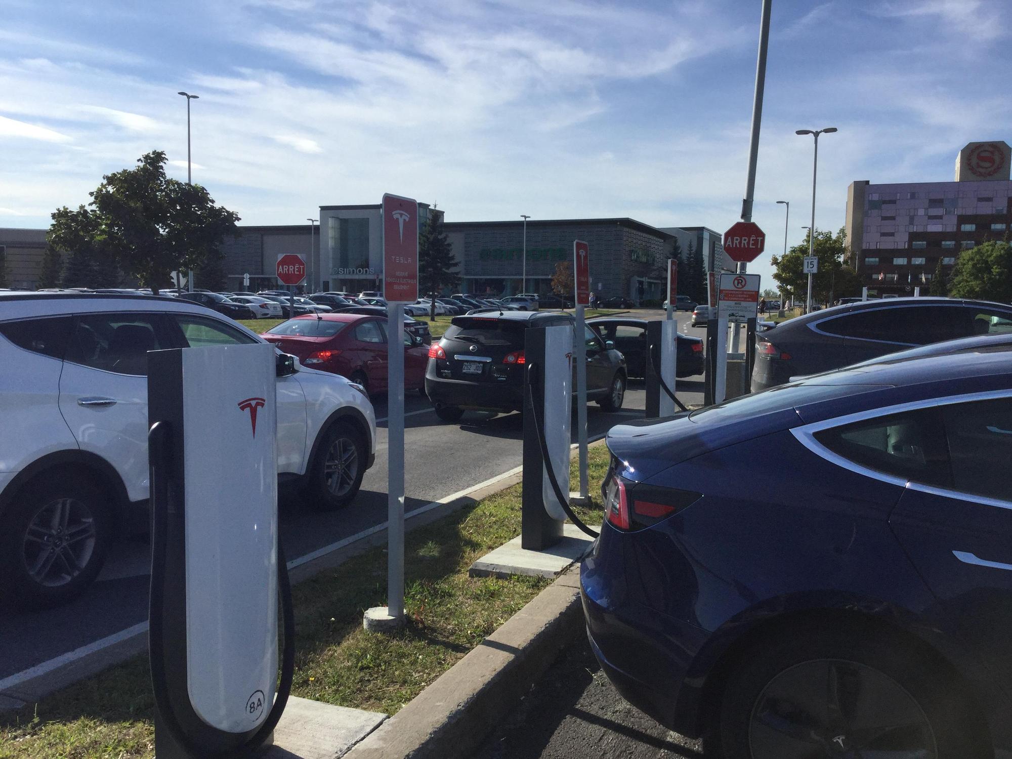 CF Carrefour Laval - Simons | Laval, QC | EV Station