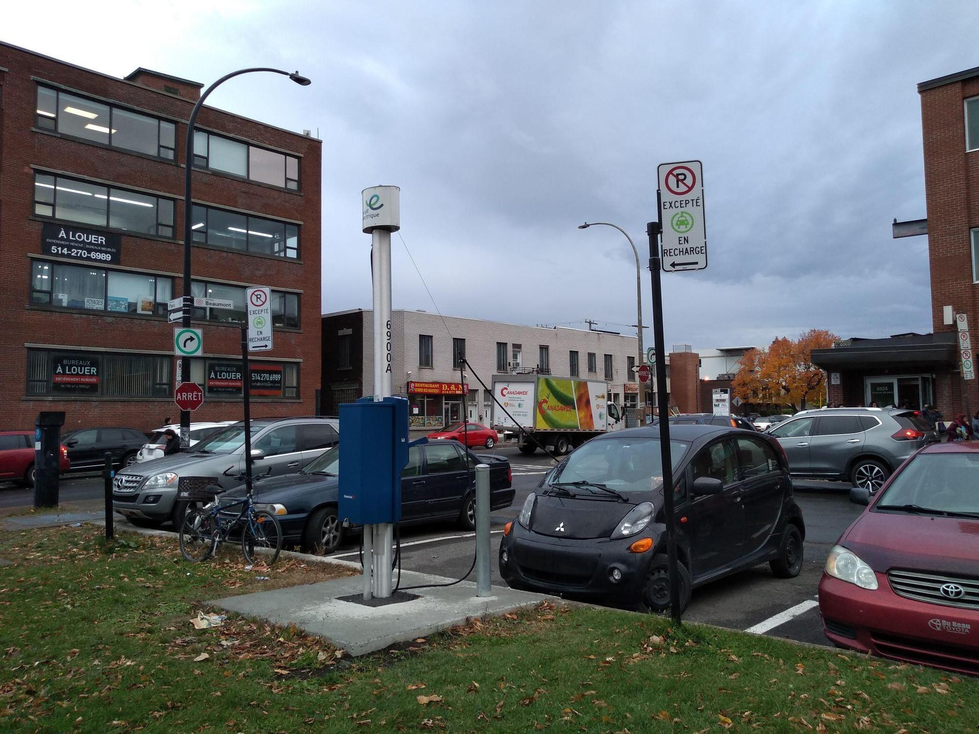 Avenue du Parc Stationnement / Chargement | Montréal, QC | EV Station
