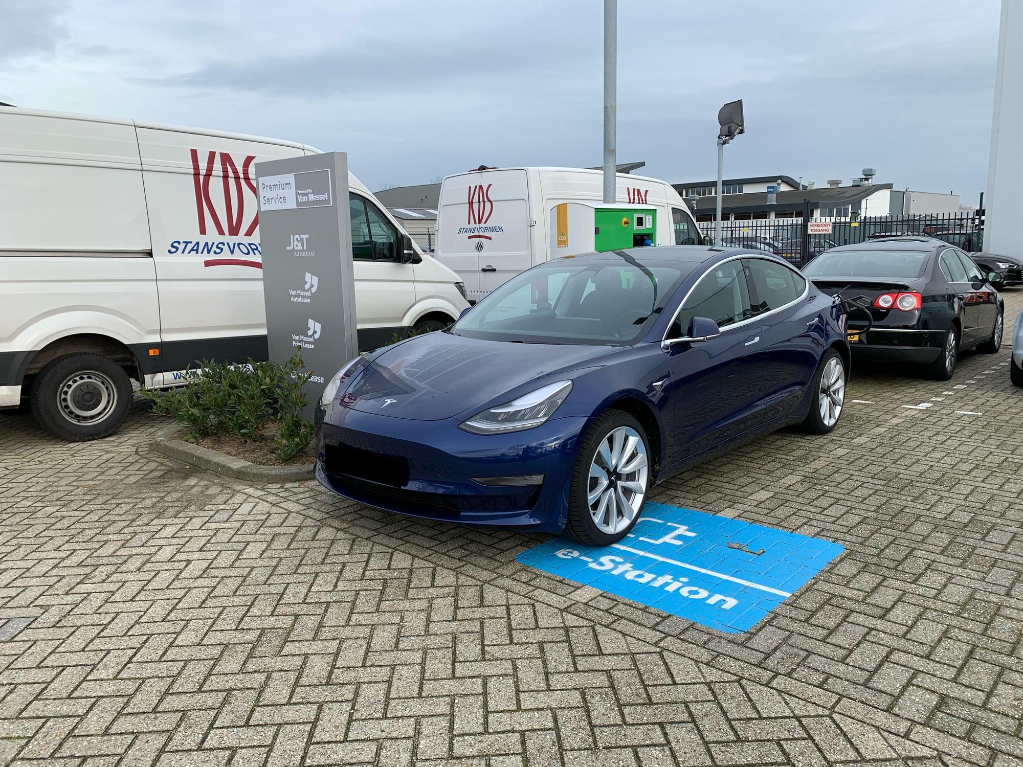 Van Mossel Autoschade Weert | Weert, LI | EV Station