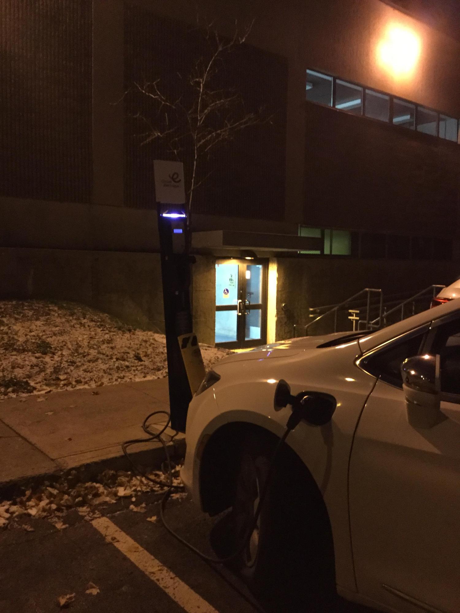 Aréna Howie Morenz | Montréal, QC | EV Station