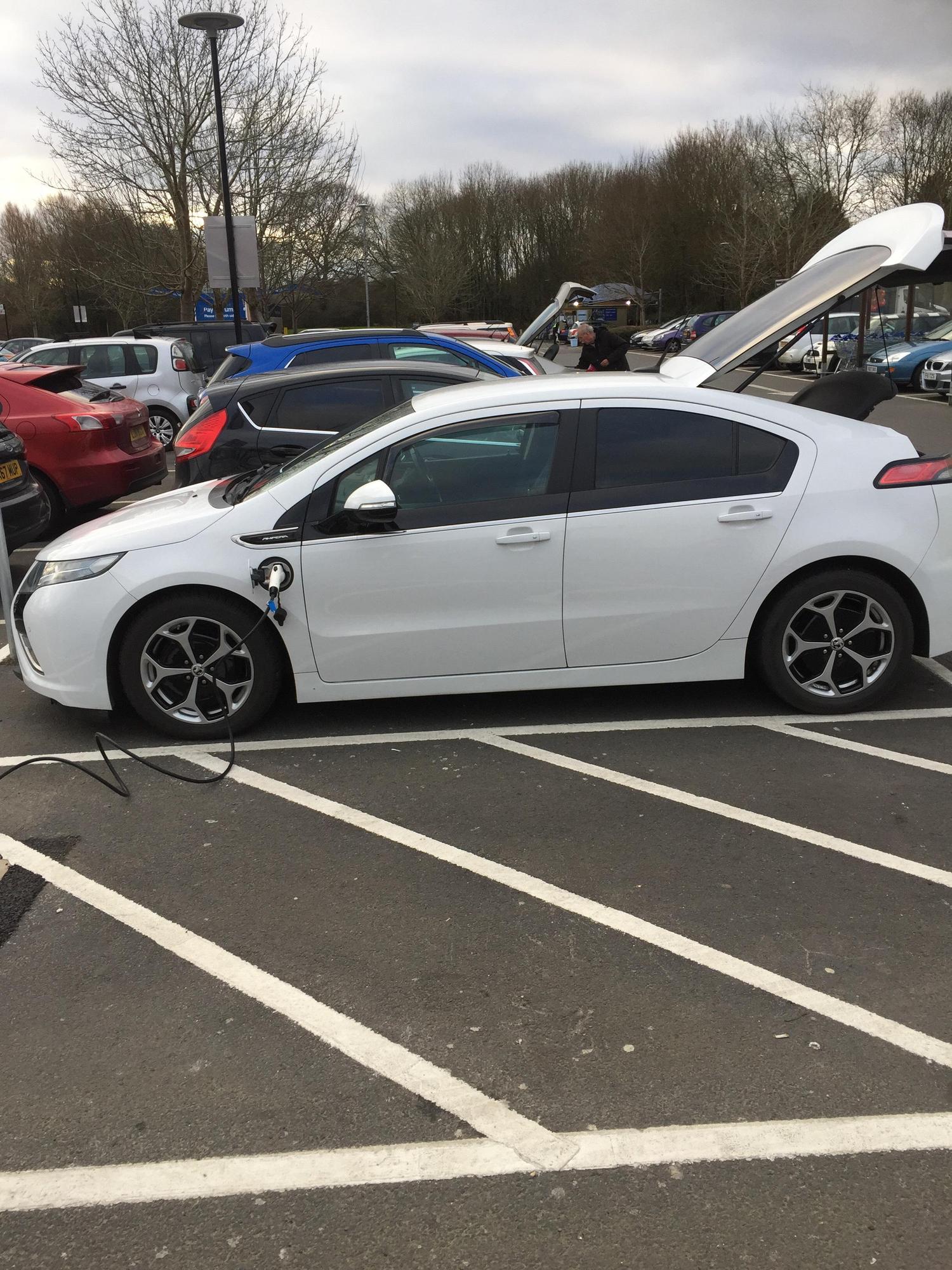Tesco Extra Sandhurst | College Town, England | EV Station