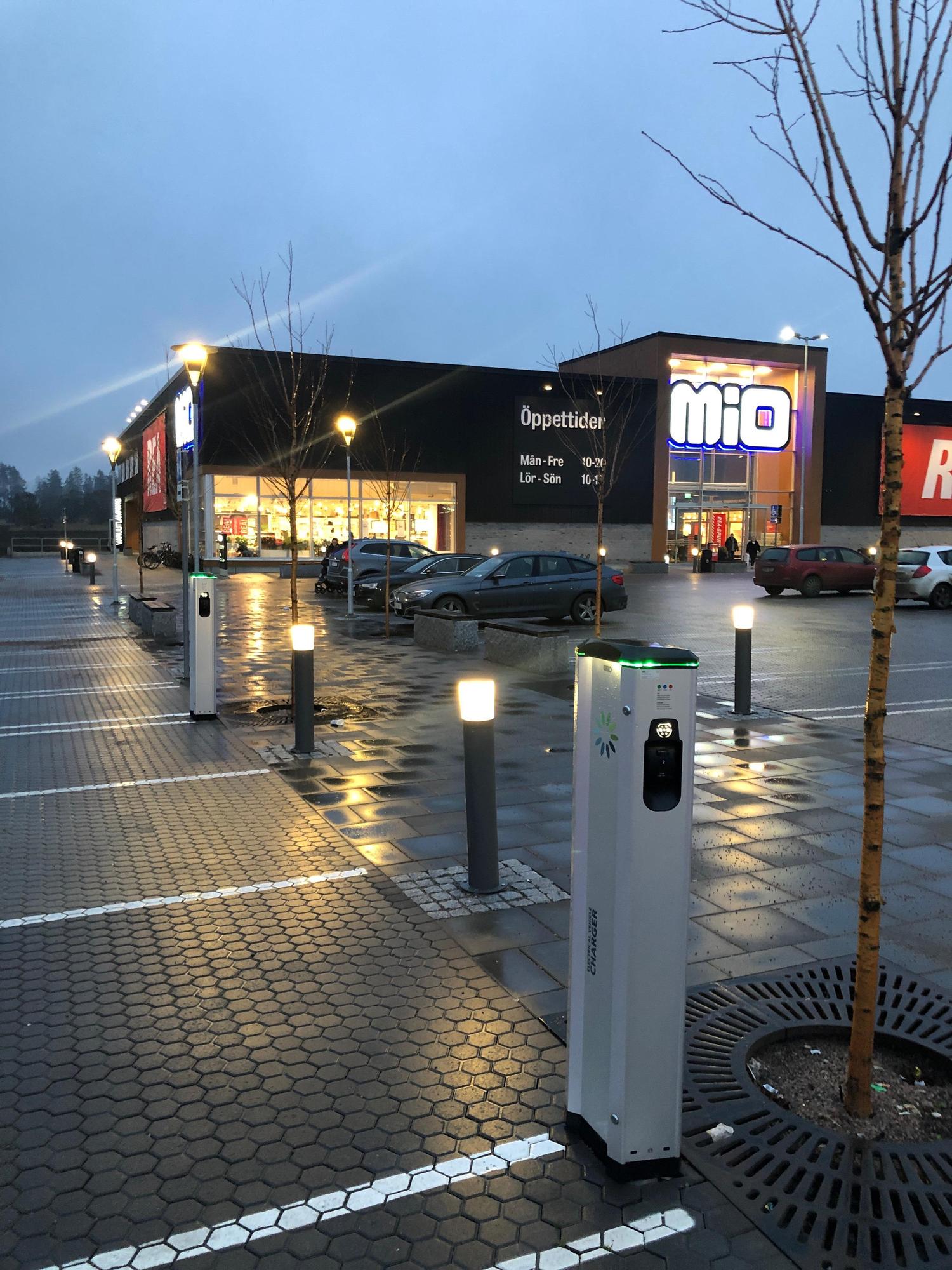 Utanför MIO och Rusta | Takpannegatan 4–6, 754 60 Uppsala, Sverige | EV ...