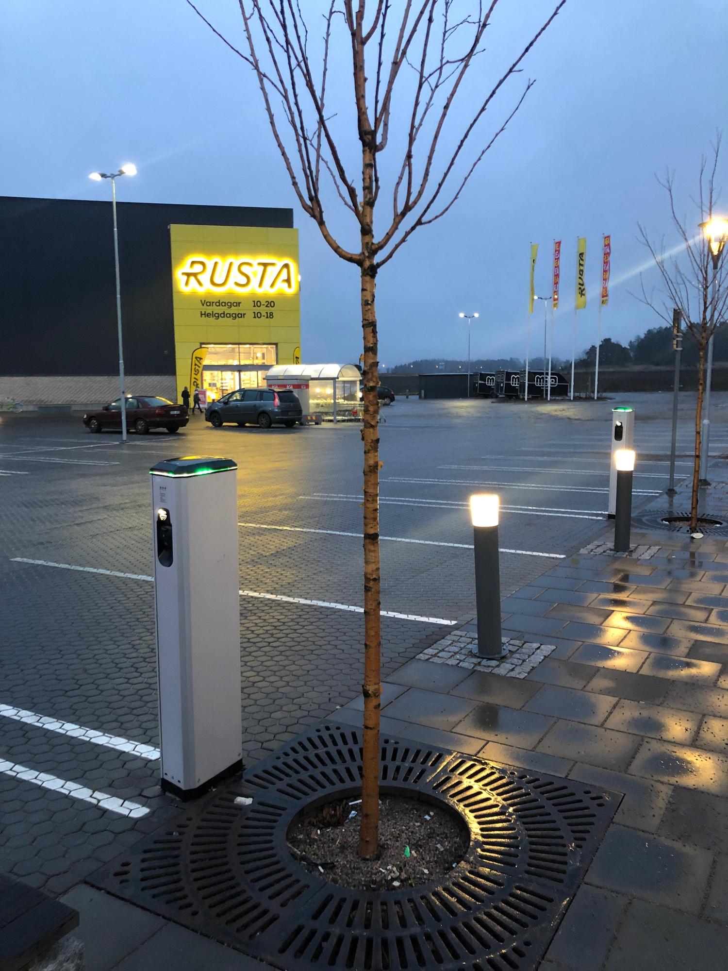 Utanför MIO och Rusta | Takpannegatan 4–6, 754 60 Uppsala, Sverige | EV ...