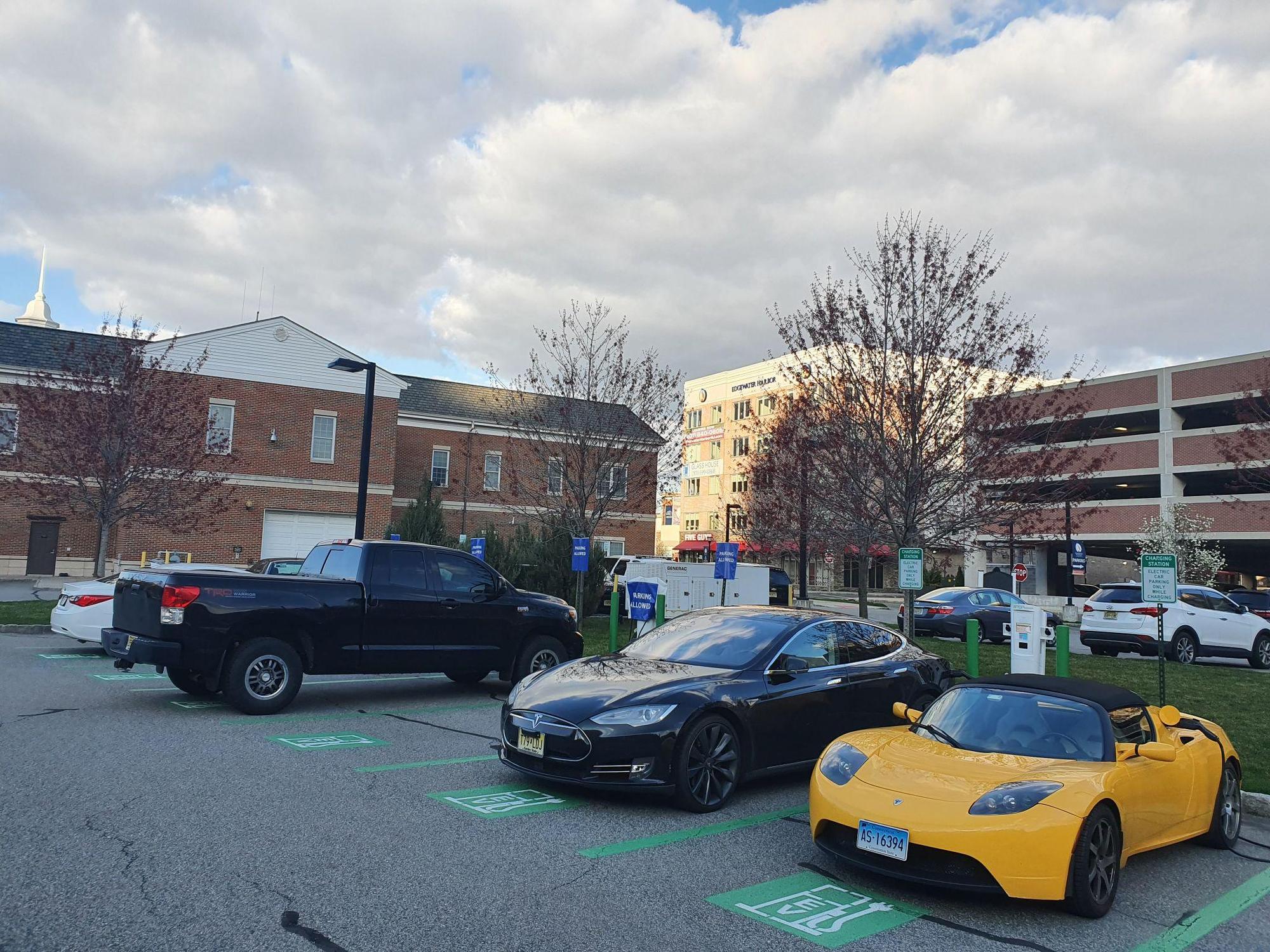 Edgewater Borough Hall | Edgewater, NJ | EV Station