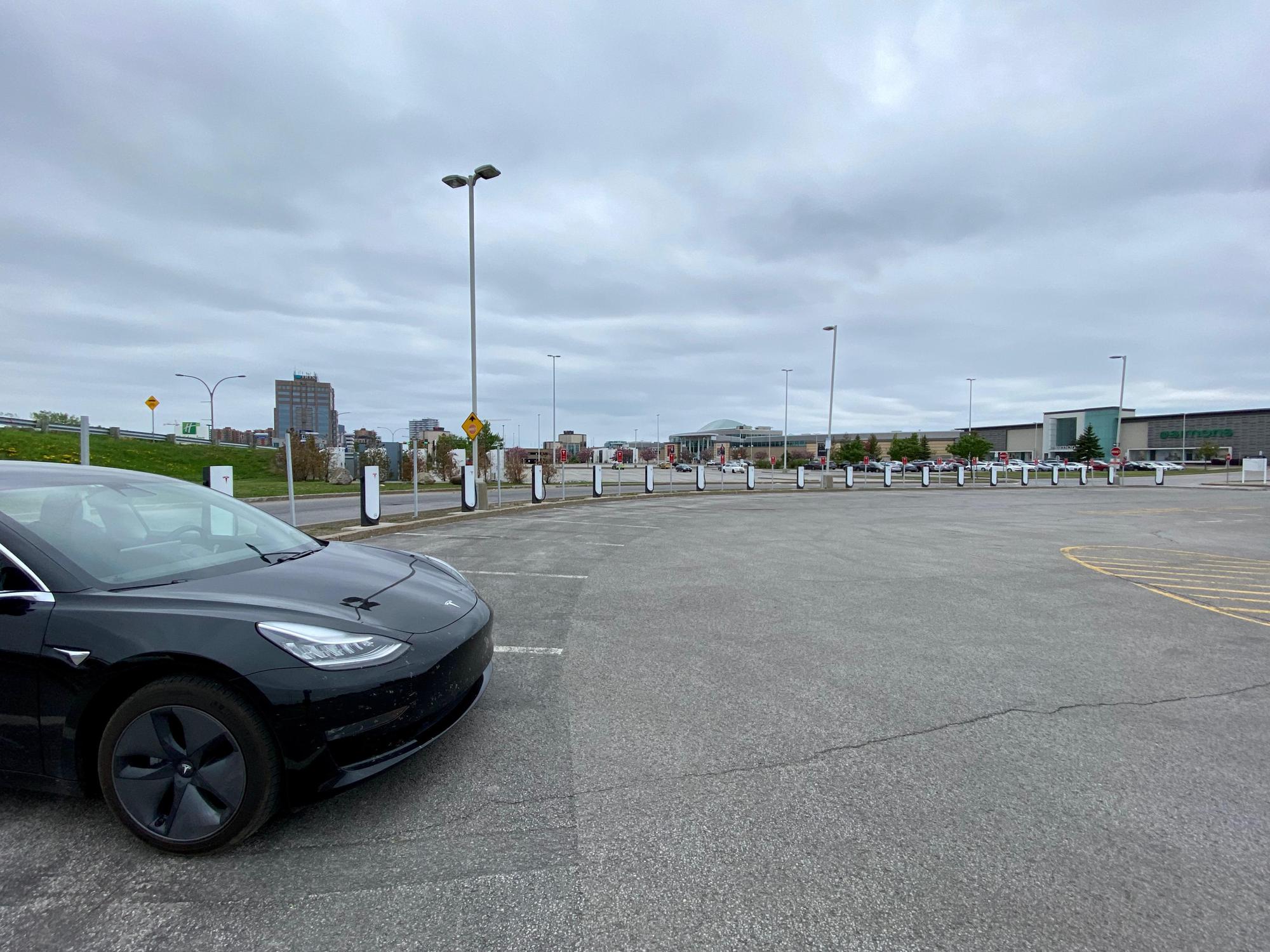 CF Carrefour Laval - Simons | Laval, QC | EV Station