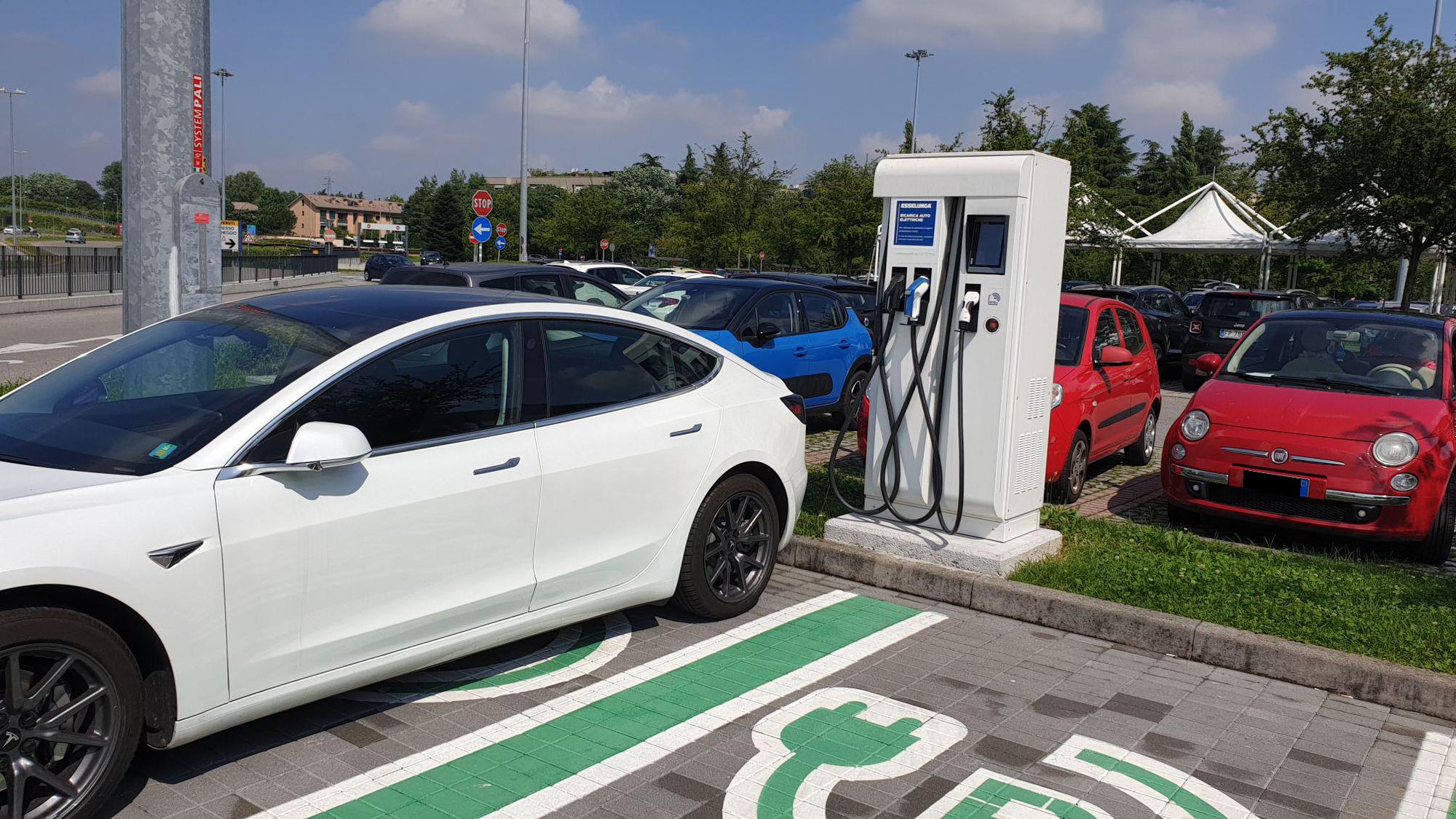 Esselunga | Pioltello, Lombardia | EV Station