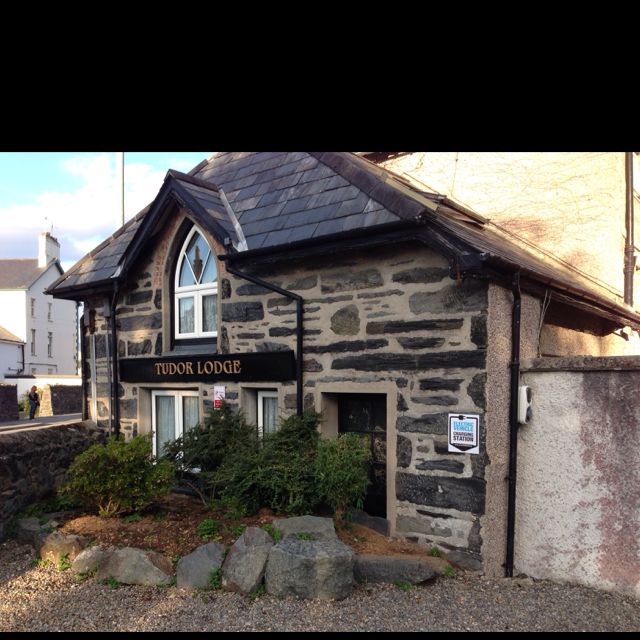 Tudor Lodge Guest House | Porthmadog, Wales | EV Station