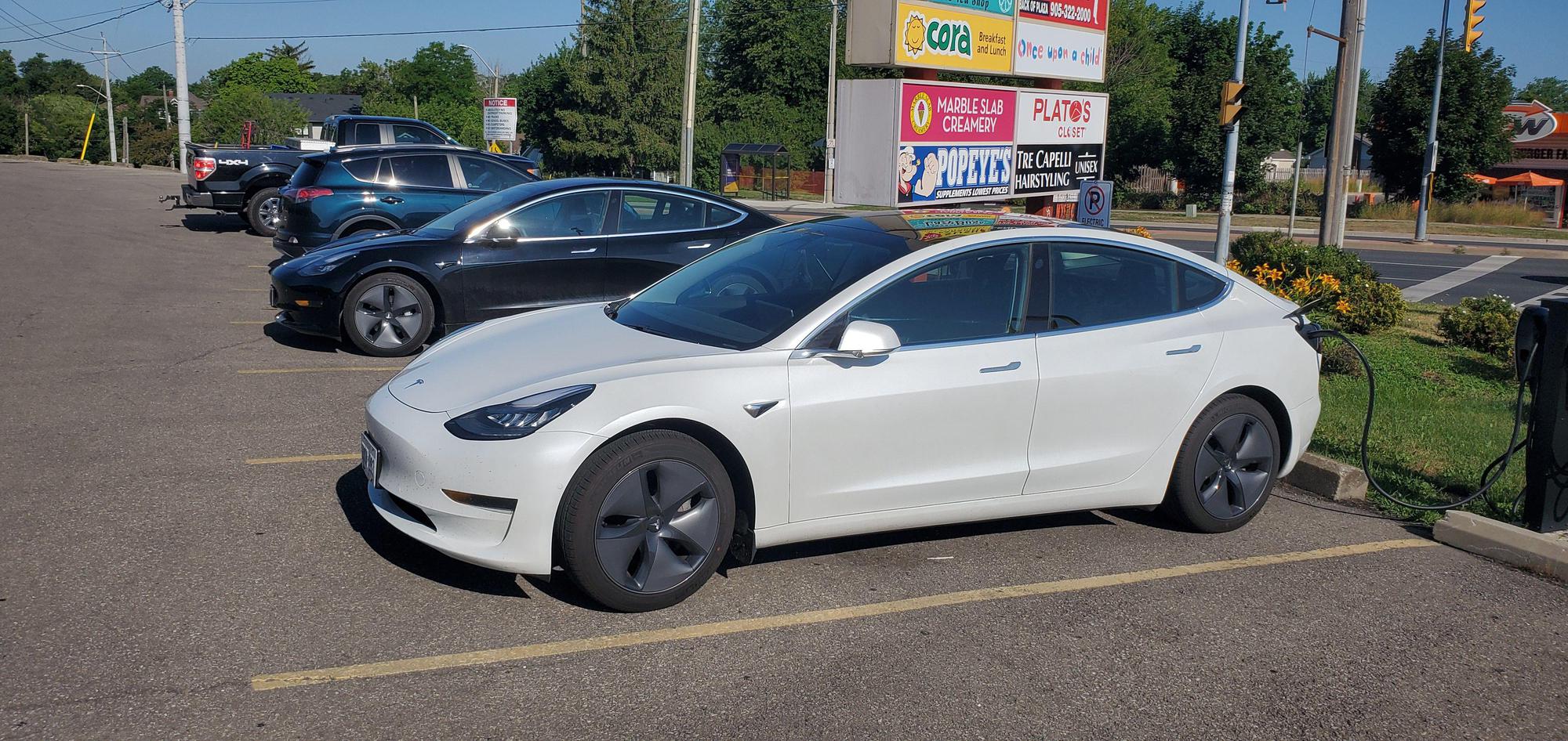 Pendale Plaza | St. Catharines, ON | EV Station